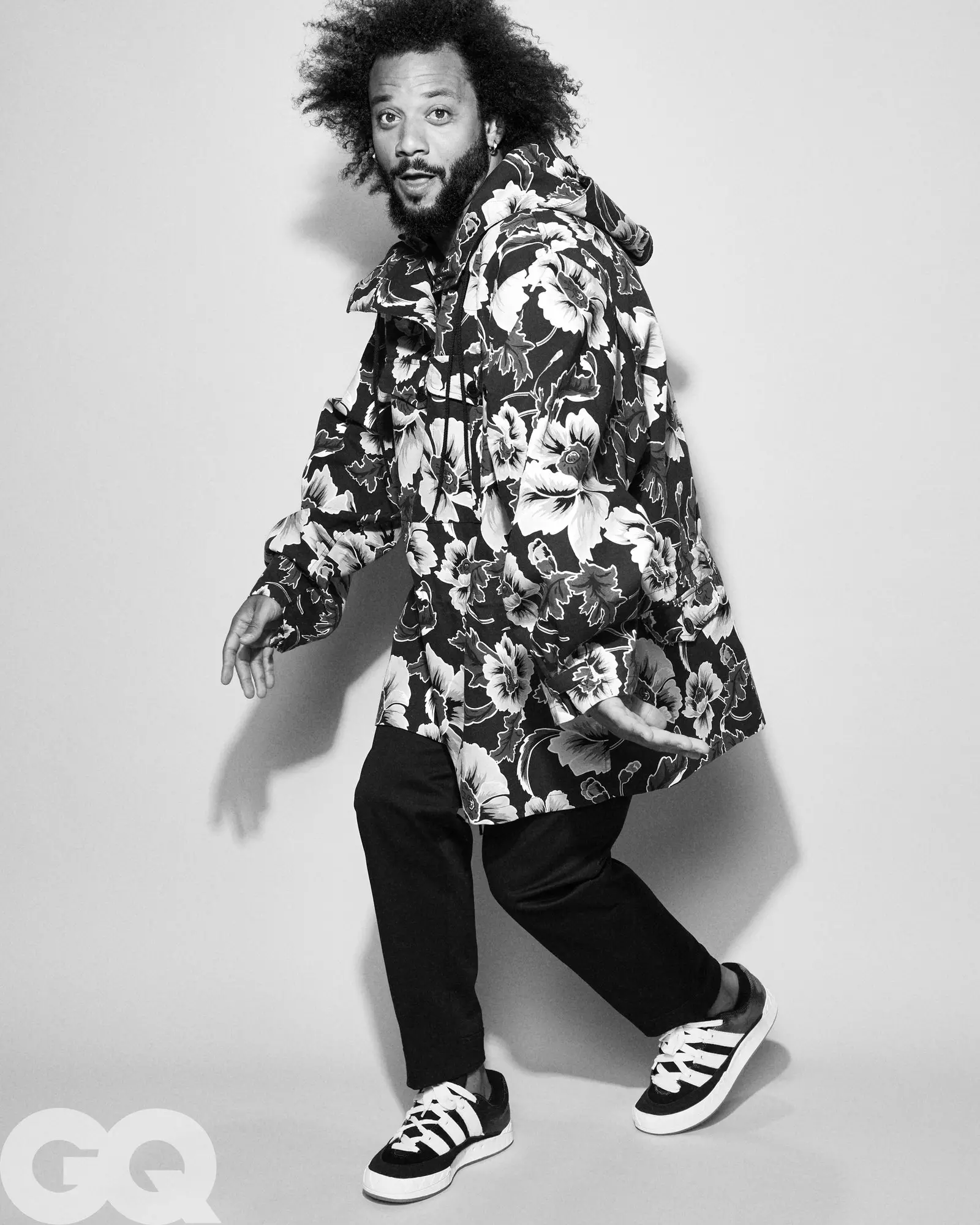 Kenzo floral print parka yenye suruali ya Neil Barrett na viatu vya adidas Adimatic.