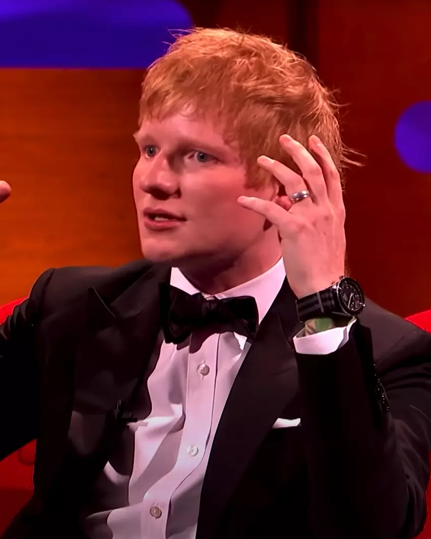 Ed Sheeran op der TV an engem Tuxedo