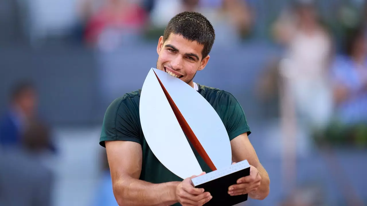 Carlos Alcaraz og prisen vunnet på Mutua Madrid Open 2022