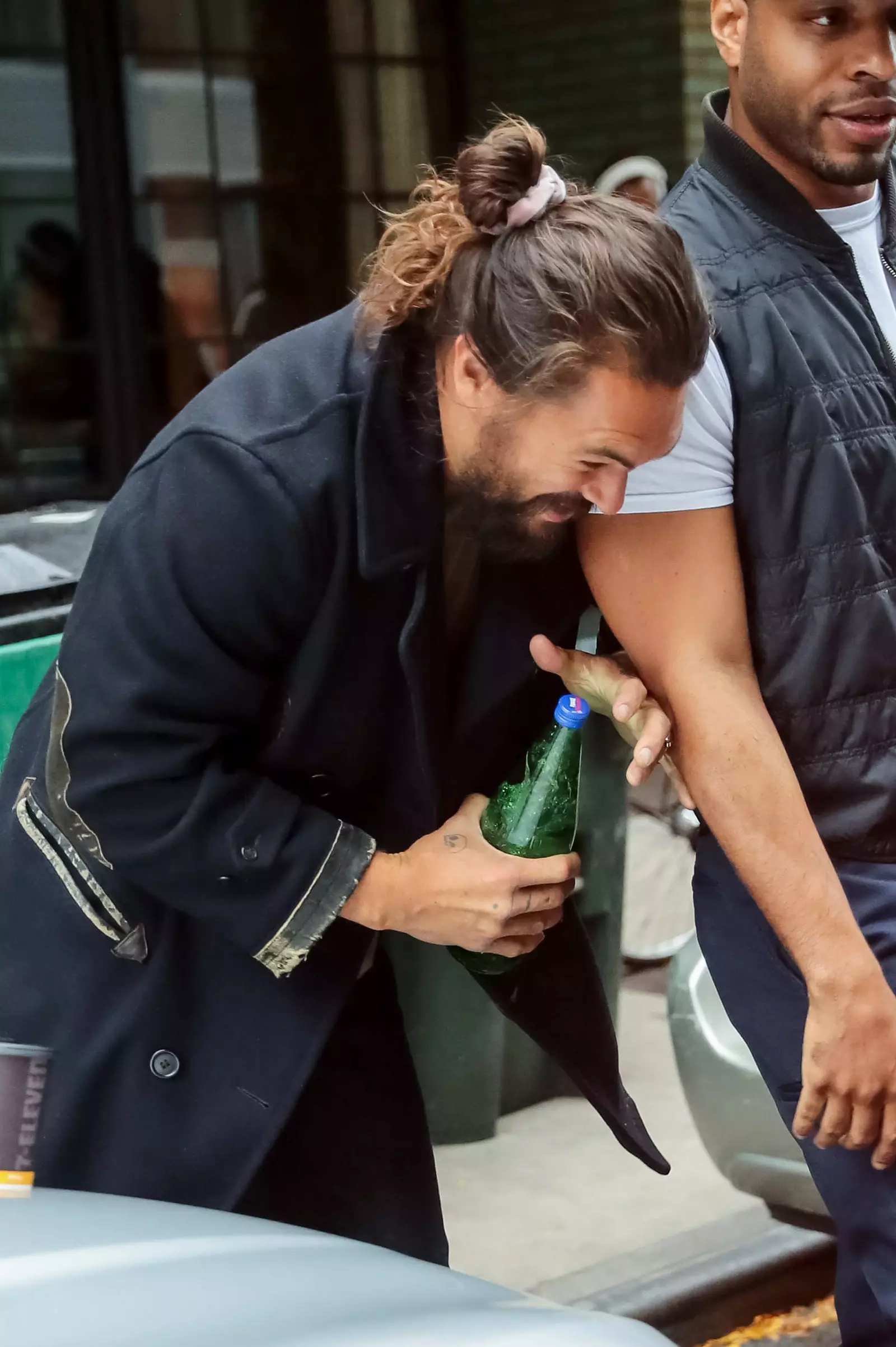 Jason Momoa tus txiv neej bun.