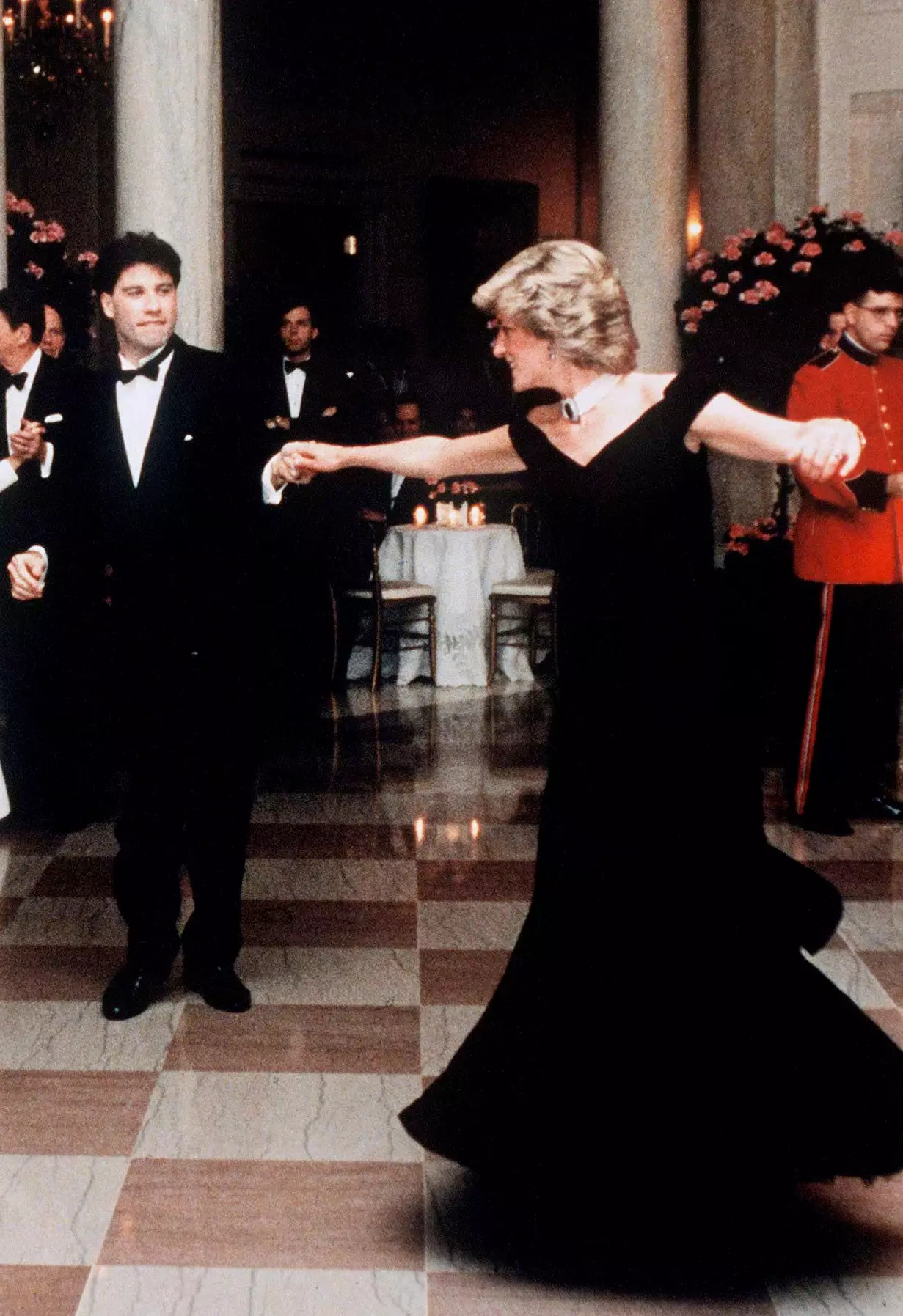 Travolta ma Lady Di siva i le White House.