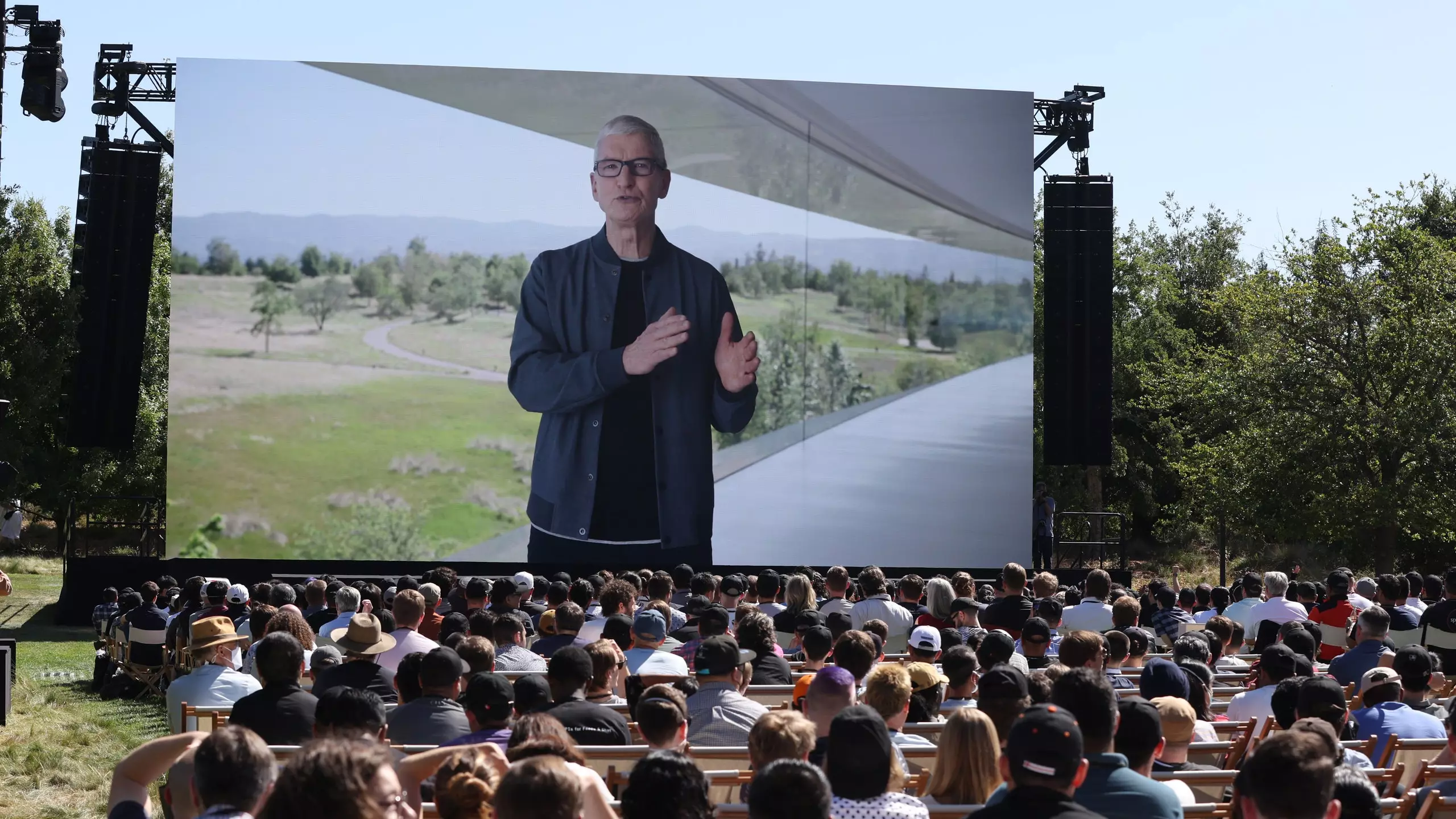 CUPERTINO CALIFORNIA JUNI 06 Apple CEO Tim Cook erschéngt op engem Videobildschierm wéi hien eng Keynote Adress liwwert wärend der ...