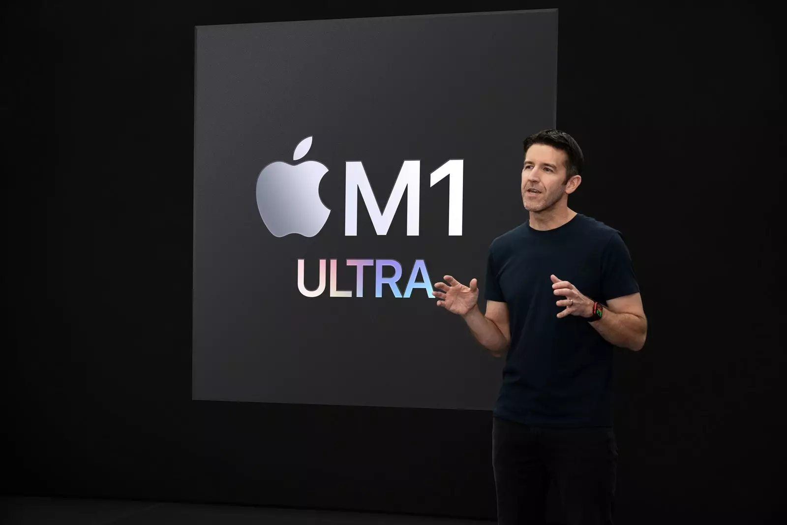 CUPERTINO CALIFORNIA 2022 m. kovo 8 d. „Apple“ vyresnysis aparatūros inžinerijos viceprezidentas Johnas Ternusas pristato M1 Ultra...