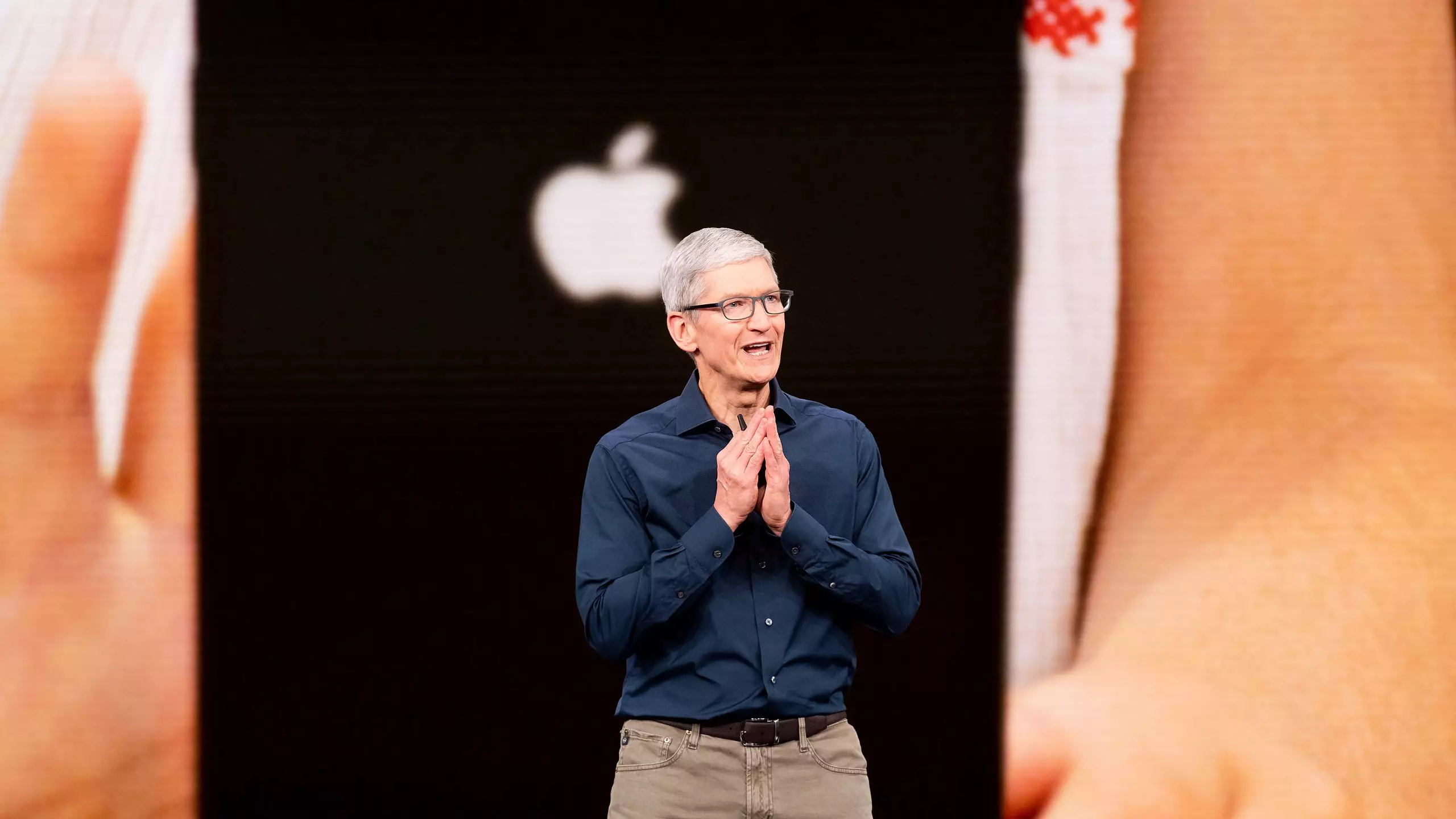 Apple ၏ CEO Tim Cook သည် စက်တင်ဘာလ 12 ရက်နေ့တွင် 2018 ခုနှစ် Cupertino California ၌ ထုတ်ကုန်မိတ်ဆက်ပွဲတစ်ခုအတွင်း မိန့်ခွန်းပြောနေစဉ်။ iPhone အသစ်အစုံ...