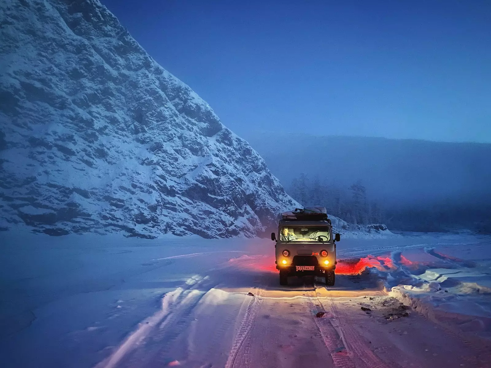 Konstantin Chalabov Gewënner vun de beschte Fotoen am Night Mode Concours