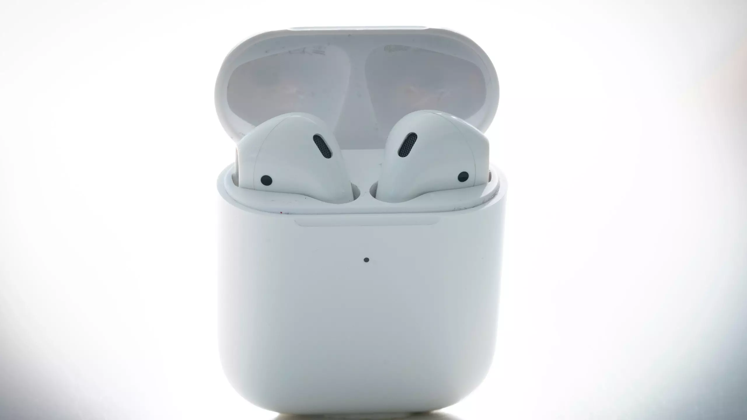 Apple Airpod-urile sunt văzute cu carcasa de încărcare la Varșovia, Polonia, pe 31 martie 2020.