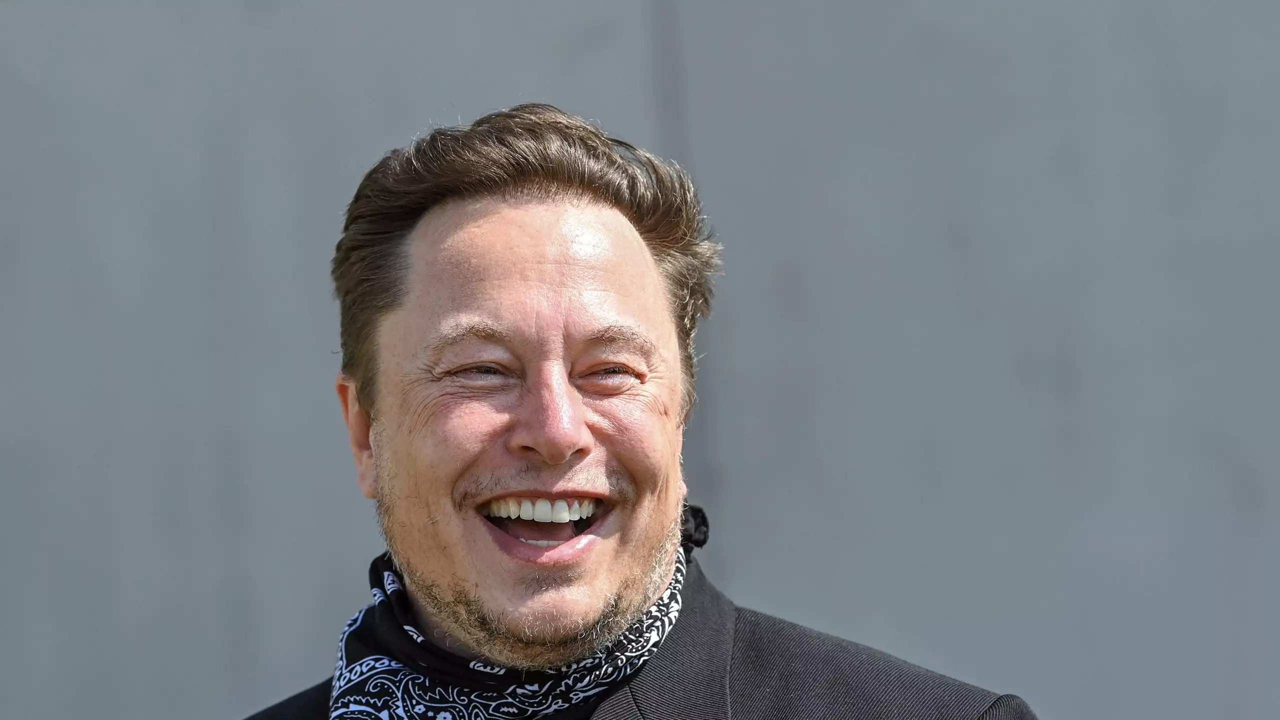 13 Kanama 2021 Umuyobozi mukuru wa Brandenburg GrÃ¼nheide Elon Musk Tesla ahagarara mu kiganiro n'abanyamakuru ku mbuga za Tesla ...