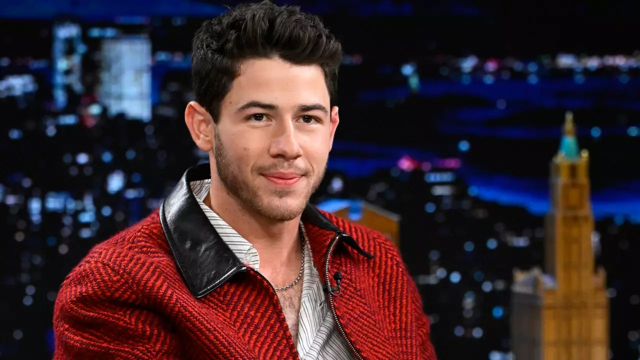 Nick Jonas duwe Converse favorit ing warna sing sampeyan pengin mungkasi musim panas sing durung diwiwiti