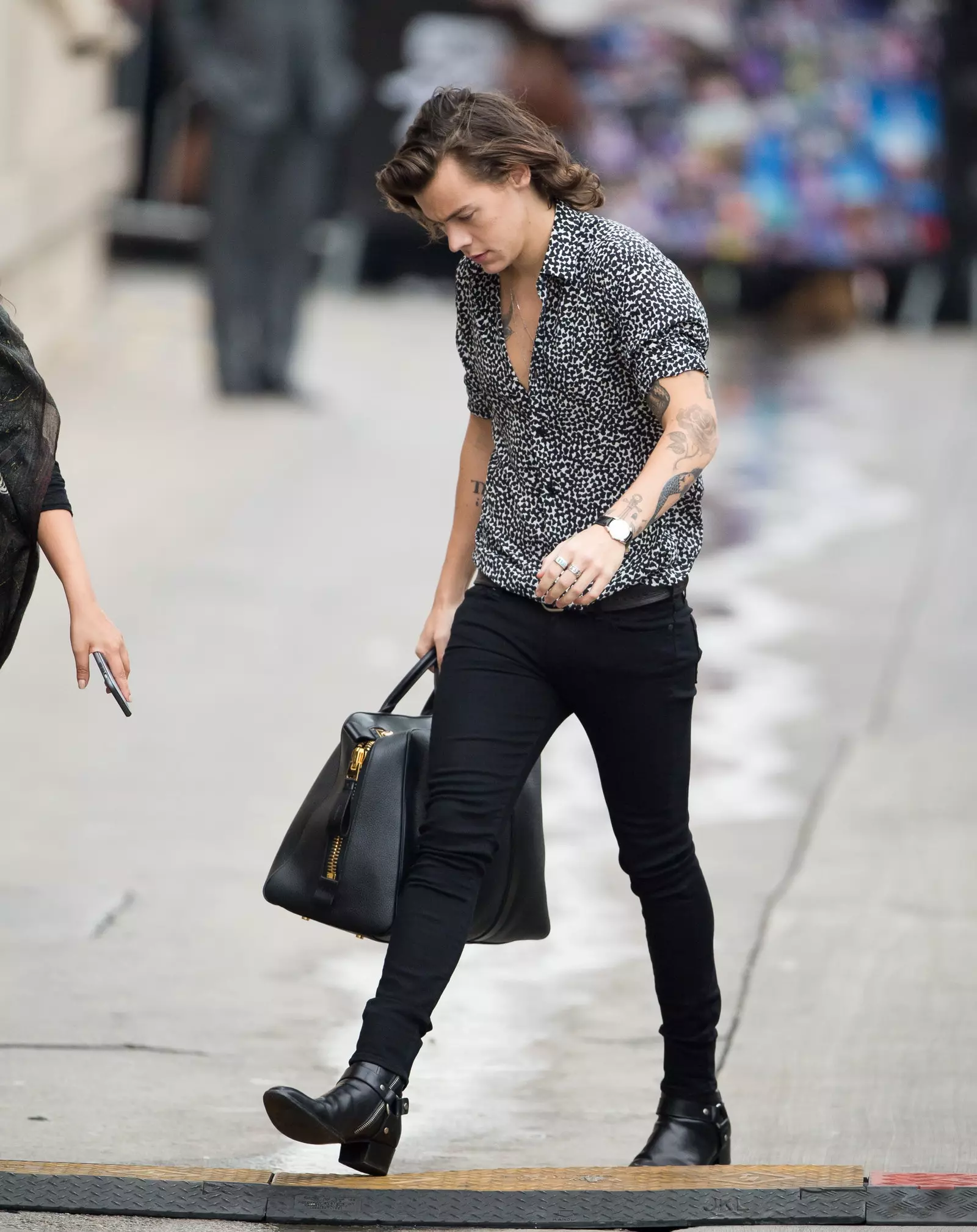 Harry Styles in Stiefeln von Saint Laurent.