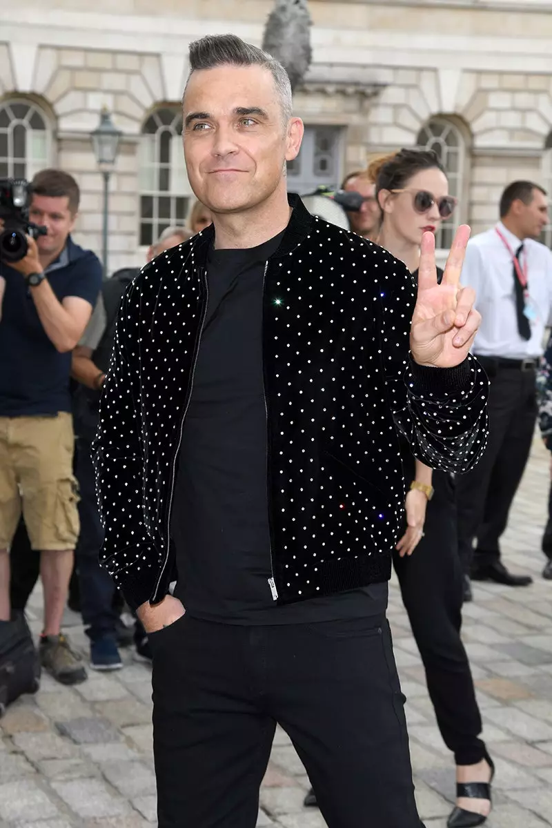 Wawancara GQ dengan Robbie Williams tentang mengapa dia ingin memukul Liam Gallagher bagaimana dia menangani semua kecanduan dan...