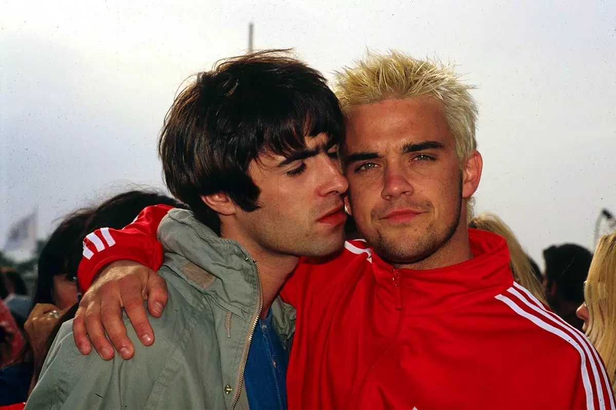 Robbie Williams naLiam Gallagher pa1995 Glastonbury Festival