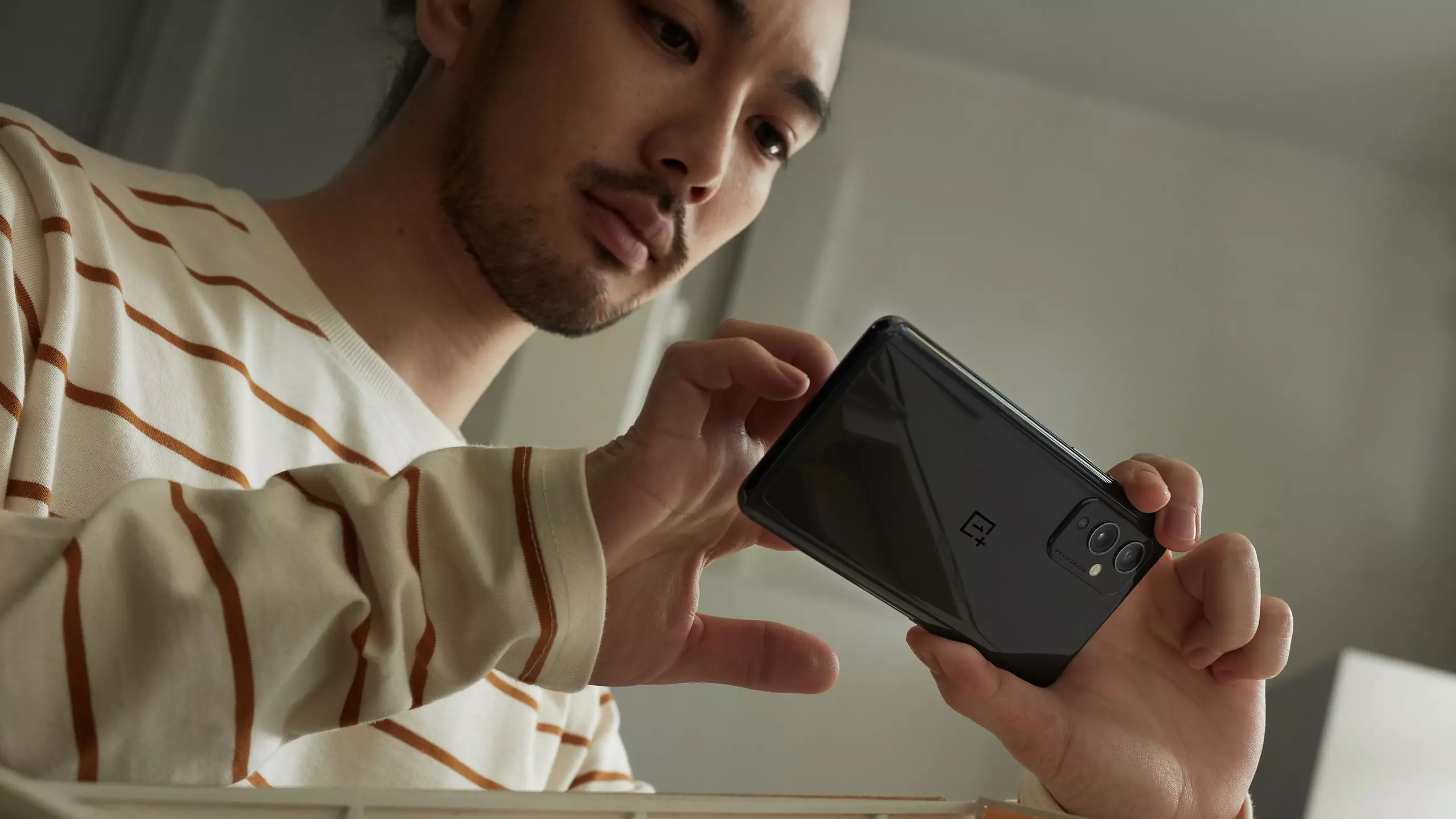 OnePlus 9 Pro hersien die mega premium-slimfoon wat uitstekende foto's en inhoudspryse kan neem
