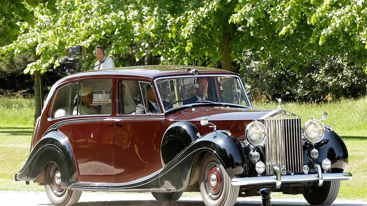 Angliýanyň Korollyk öýüniň iň hakyky söýgüsi Rolls-Royce