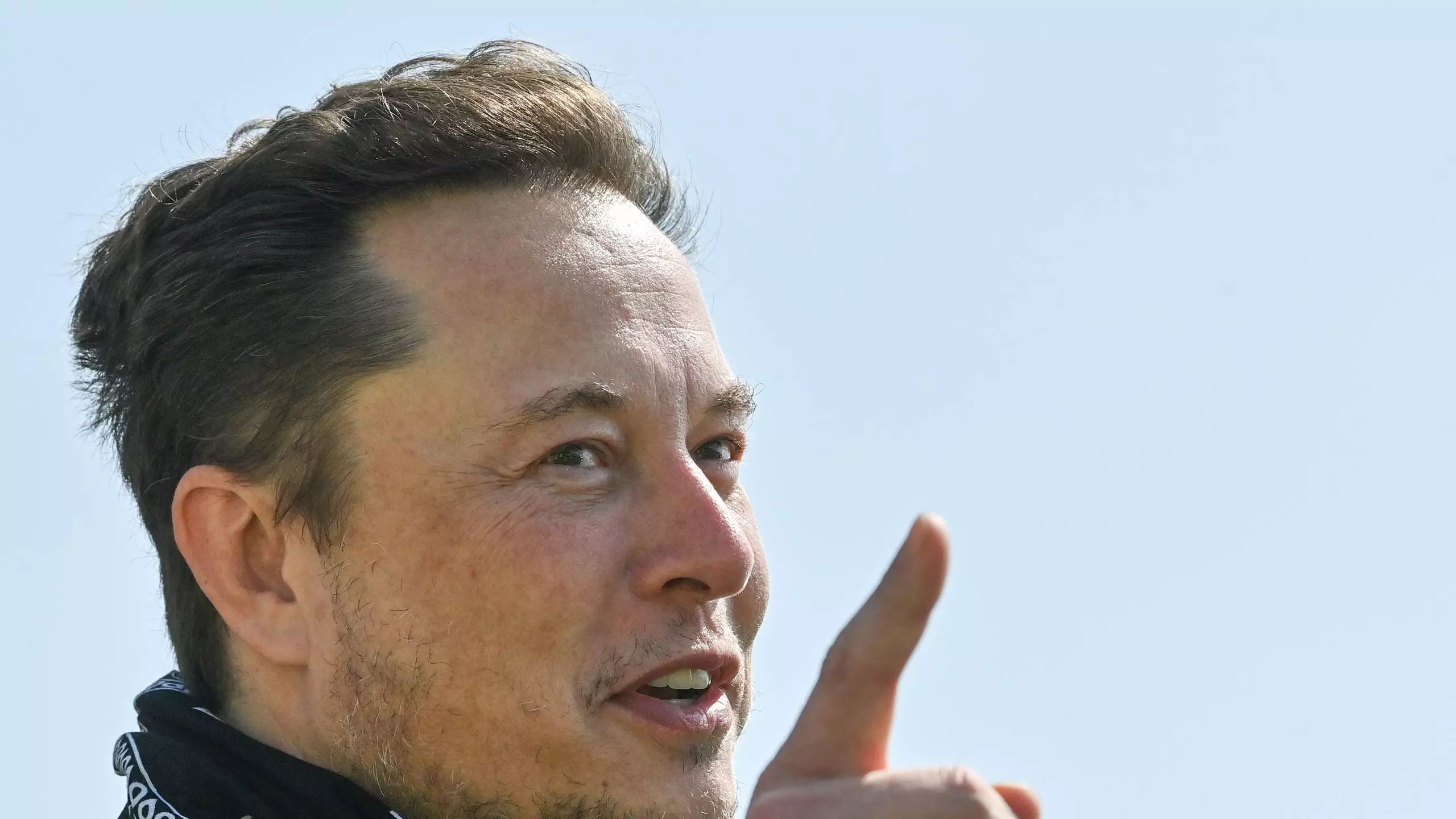 GRUENHEIDE NÉMETORSZÁG AUGUSZTUS 13. A Tesla vezérigazgatója, Elon Musk beszélget a Tesla leendő öntödéjének üzemében tett körút során...