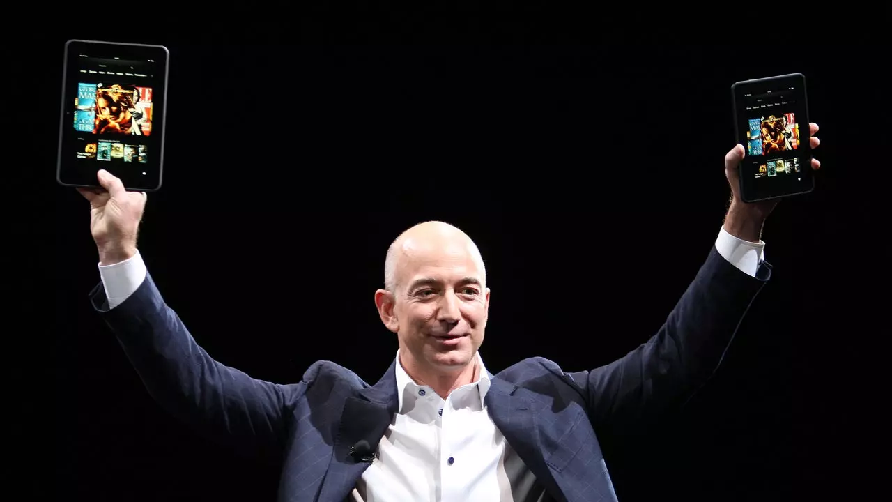 Jeff Bezos sy Tim Cook dia manaraka ny teny izay mampitombo ny vokatra sy mampihena ny ahiahy