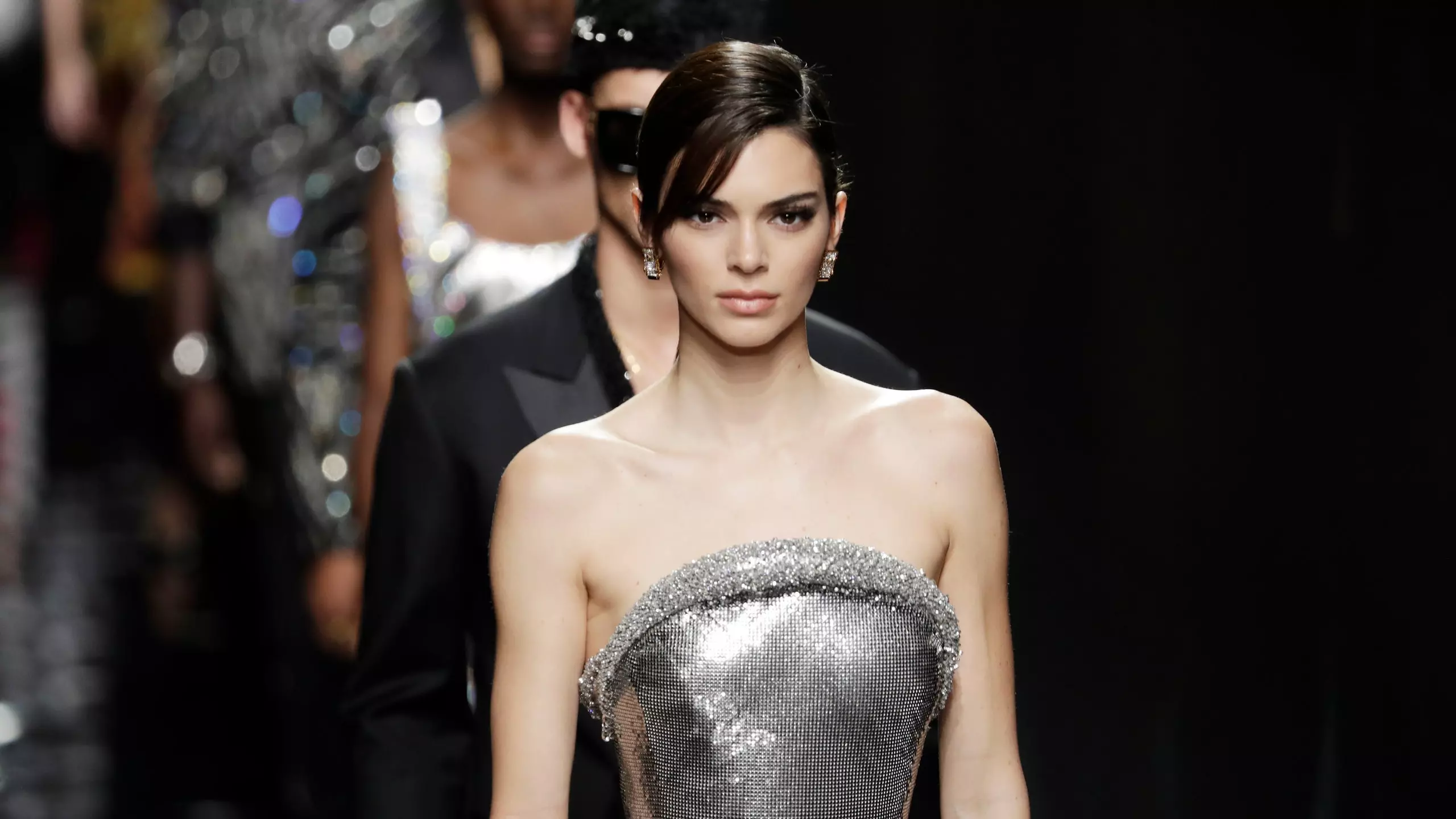 Kendall Jenner a Versace felé sétál.