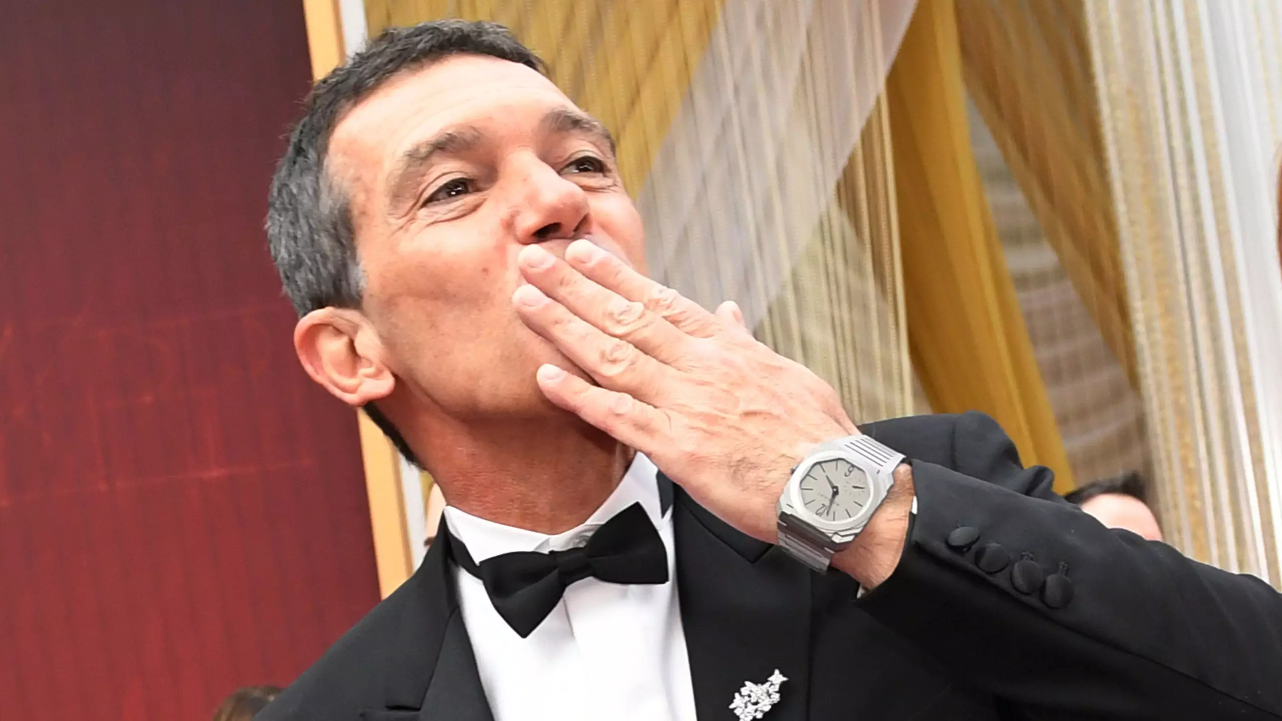 安東尼奧·班德拉斯 (Antonio Banderas) 身著寶格麗 Octo Finissimo 出席奧斯卡頒獎典禮。