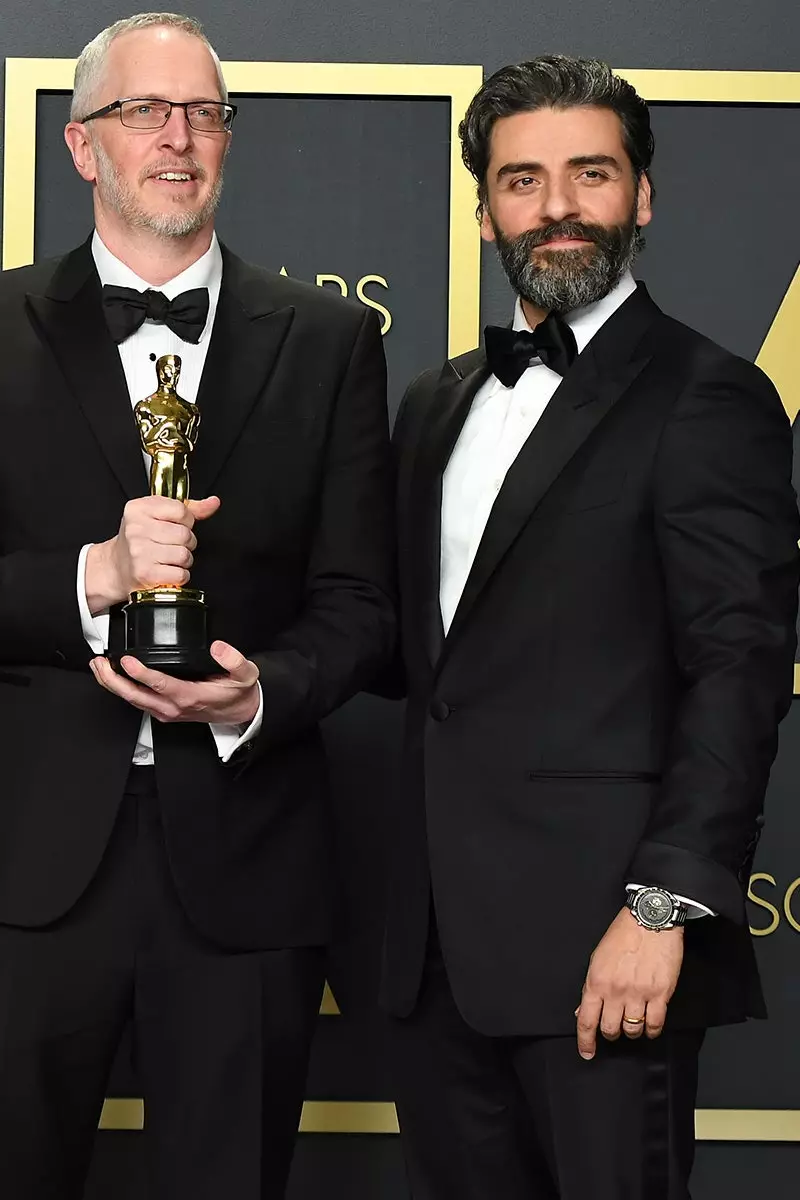 L-Omega Speedmaster Apollo 11 li libes Oscar Isaac għall-Oscars.