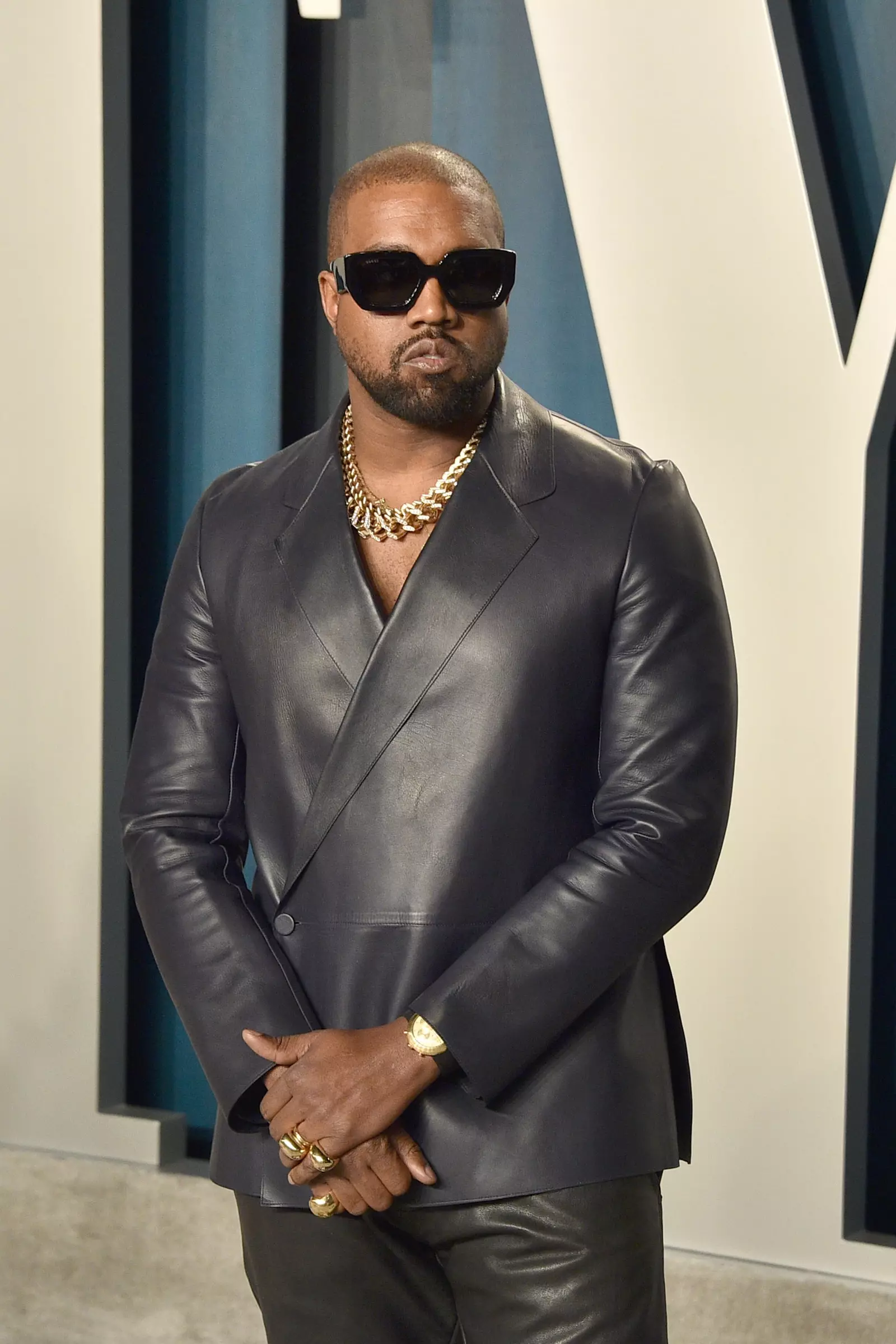 Kanye West kasama ang kanyang Ikepod Hemipode sa Oscars.