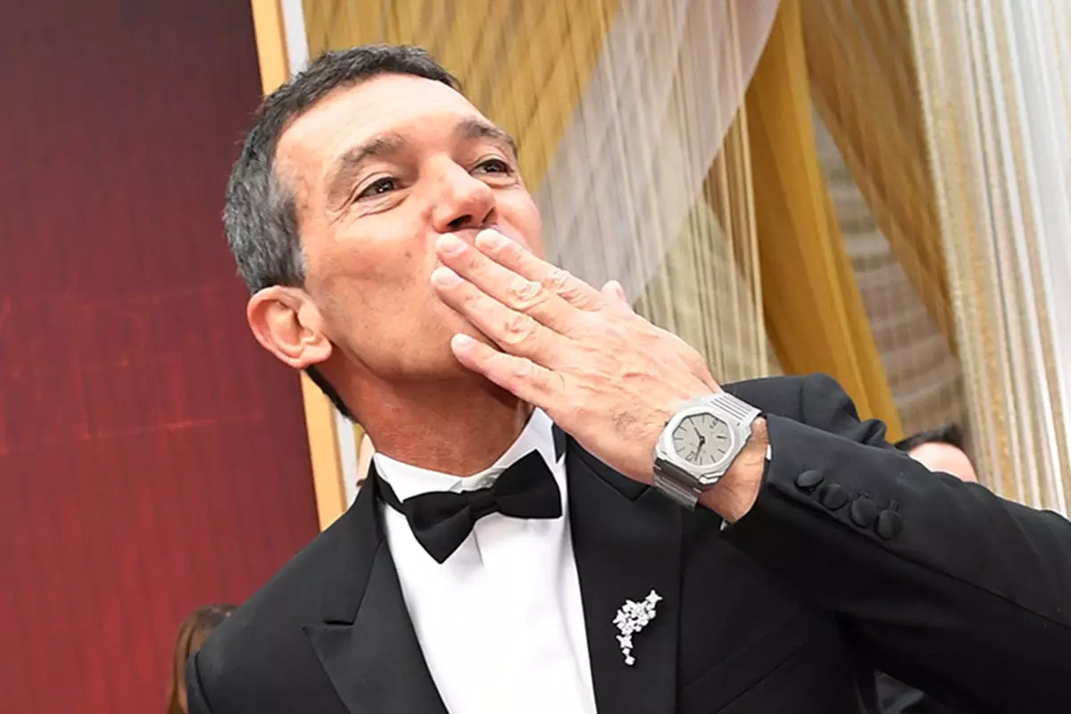 安東尼奧·班德拉斯 (Antonio Banderas) 身著寶格麗 Octo Finissimo 出席奧斯卡頒獎典禮。