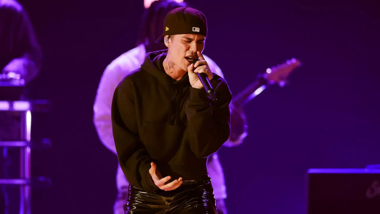 Justin Bieber draagt tijdens zijn Justice-tour de pet voor minder dan 22 euro die je ook zult dragen als je geen fan bent van petten