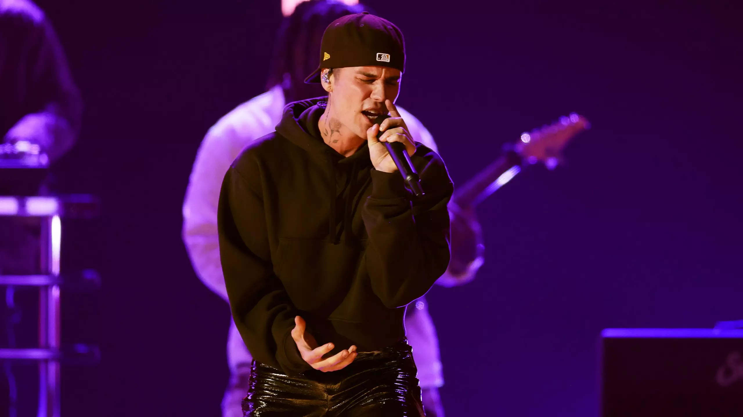 Justin Bieber tại lễ trao giải Grammy 2022.