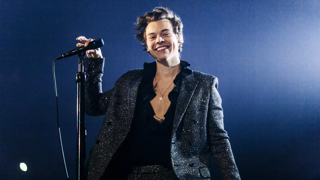 Harry Styles-ın yeni sevimli şalvarları ispan brendindəndir