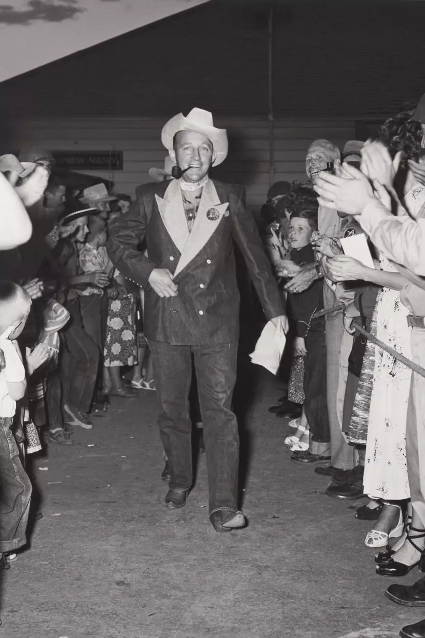 Sangeren Bing Crosby i 1951 under Silver State Stampede-rodeoen i Elko iført den kanadiske smokingen...