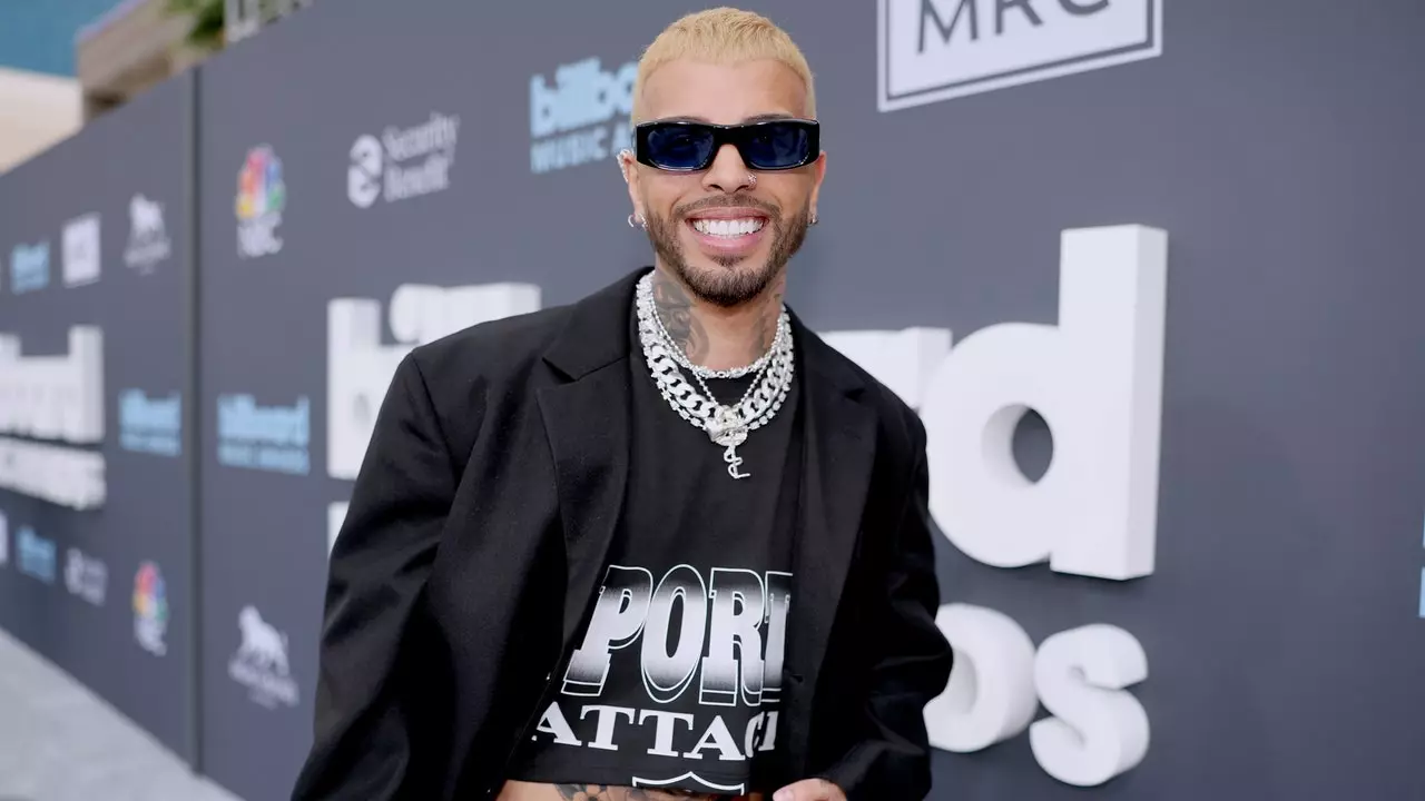 يرتدي Rauw Alejandro النظارات الشمسية التي ستشاهدها كثيرًا هذا الصيف في Billboard Music Awards 2022