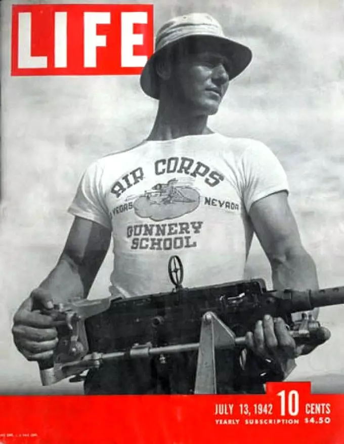 Sampul majalah Life 1942 di dalam kaos GQ