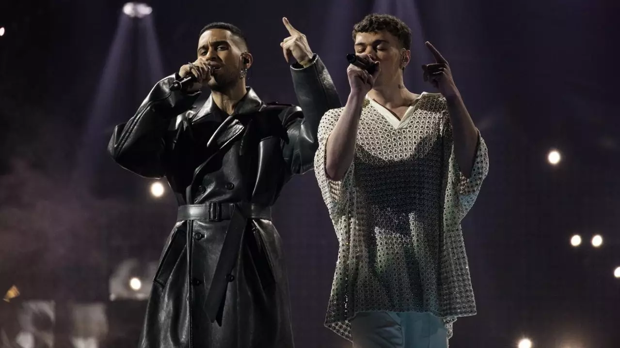 Mahmood indossa ad Eurovision 2022 il cappotto per il quale non ti dispiacerebbe se fosse inverno adesso, anche se vorrai anche il...