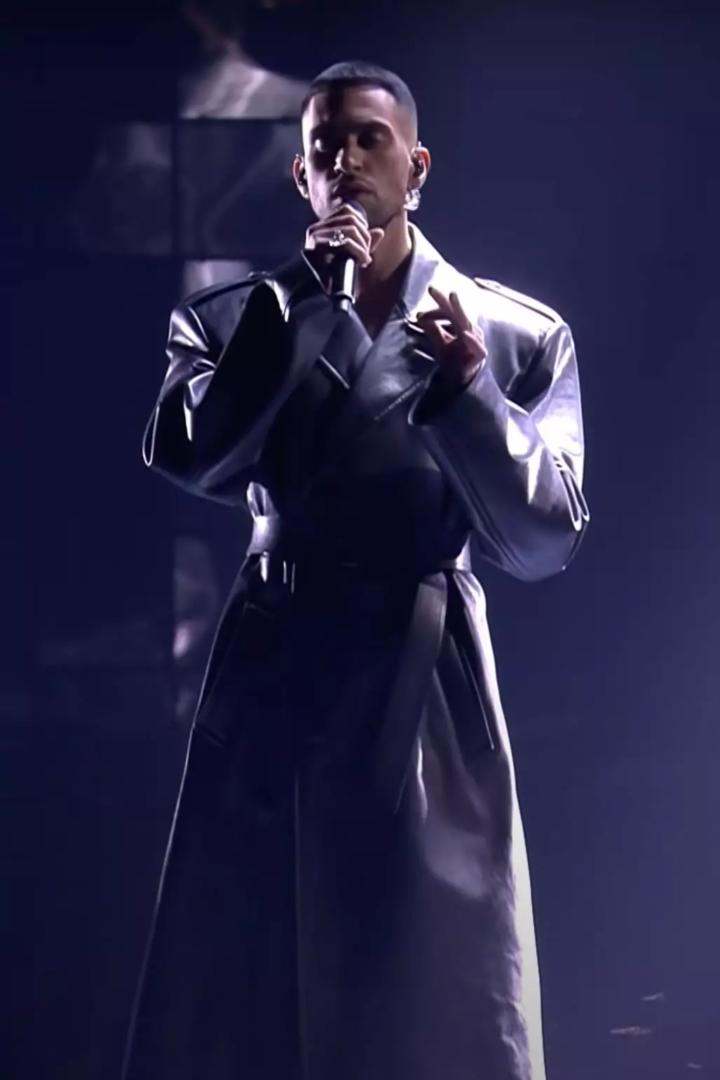 Mahmood indossa ad Eurovision 2022 il cappotto per il quale non ti dispiacerebbe se fosse inverno adesso, anche se vorrai anche il...