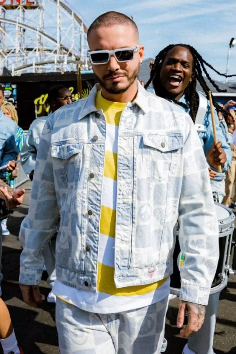 J Balvin per la campagna della sua nuova collaborazione con Guess Originals.