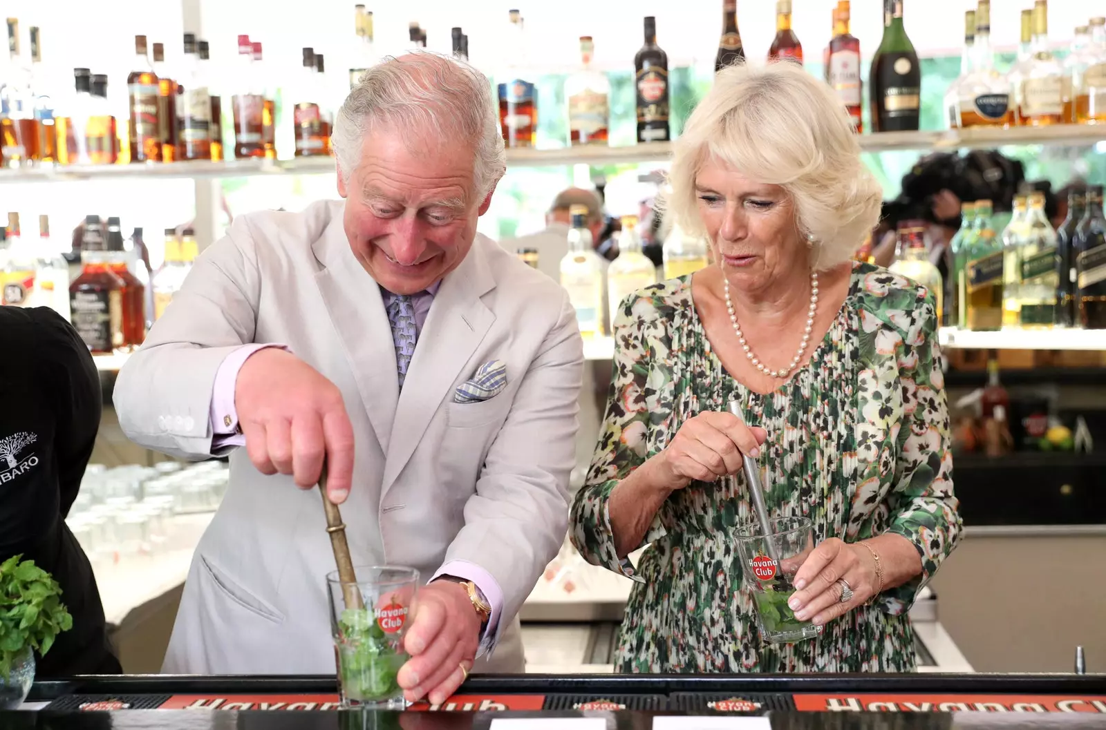 Carlos d'Anglaterra t'ensenya com no preparar un mojito.