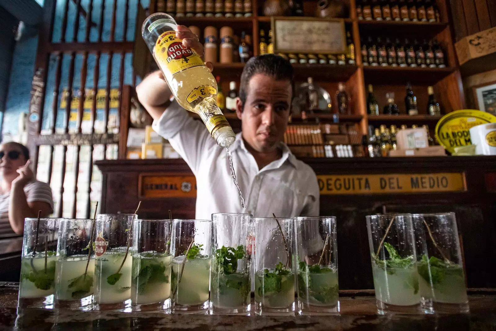 La Bodeguita del Medio တွင် mojitos ပြင်ဆင်ပုံ။