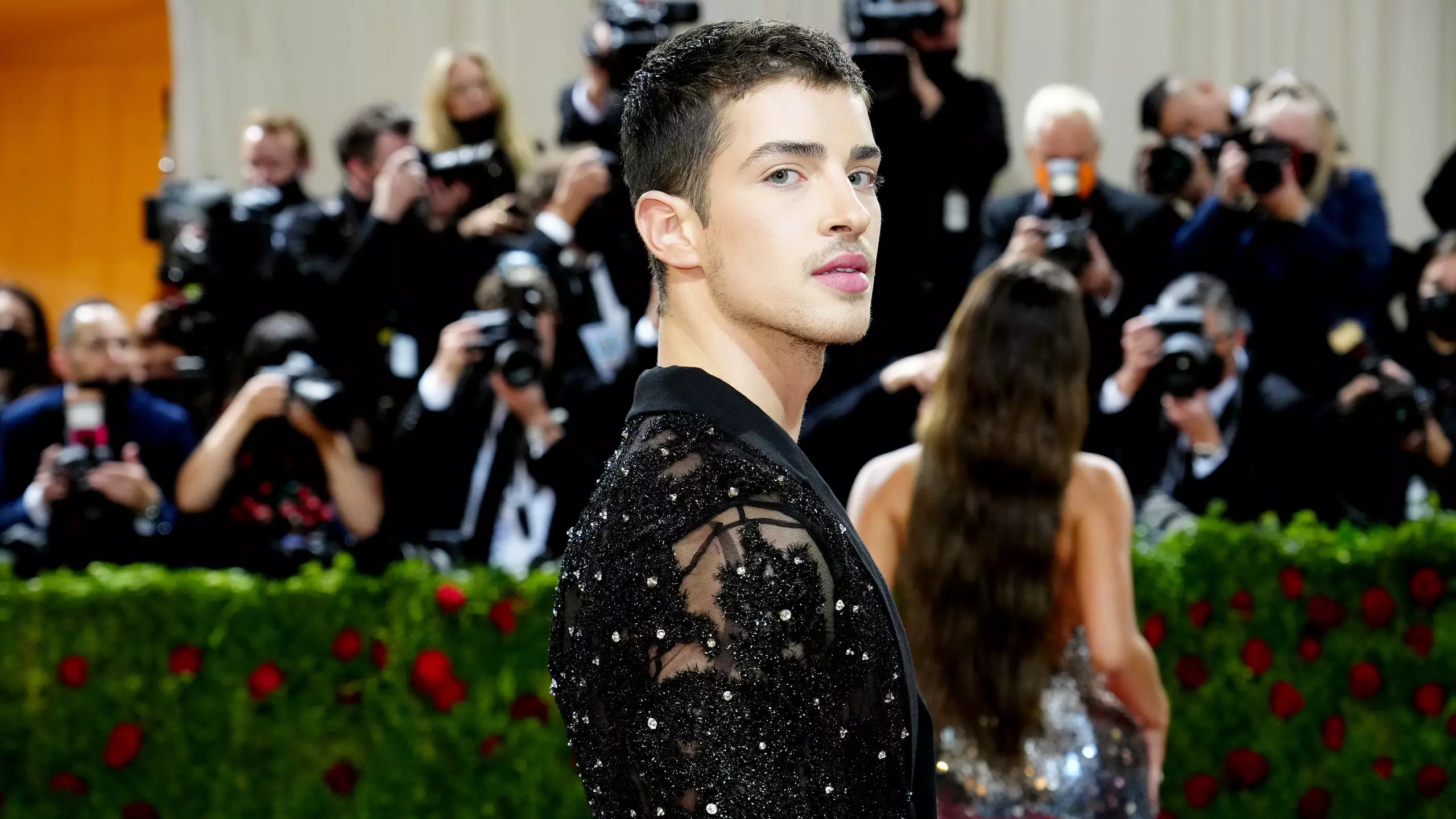 MET Gala 2022 Manu Ríos memulai debutnya dengan tampilan yang mewakili Glamour Paling Berlapis Emas