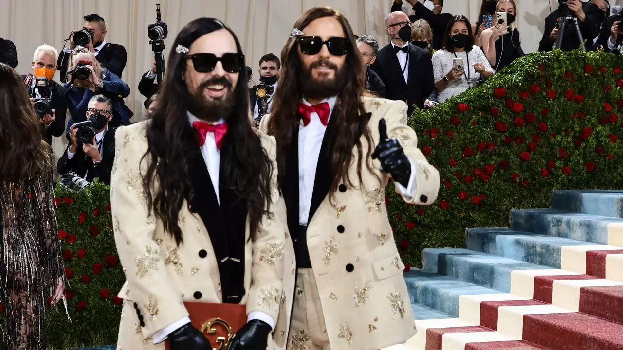 MET gála 2022: Jared Leto és Alessandro Michele pontosan ugyanúgy öltözött a nevetés miatt