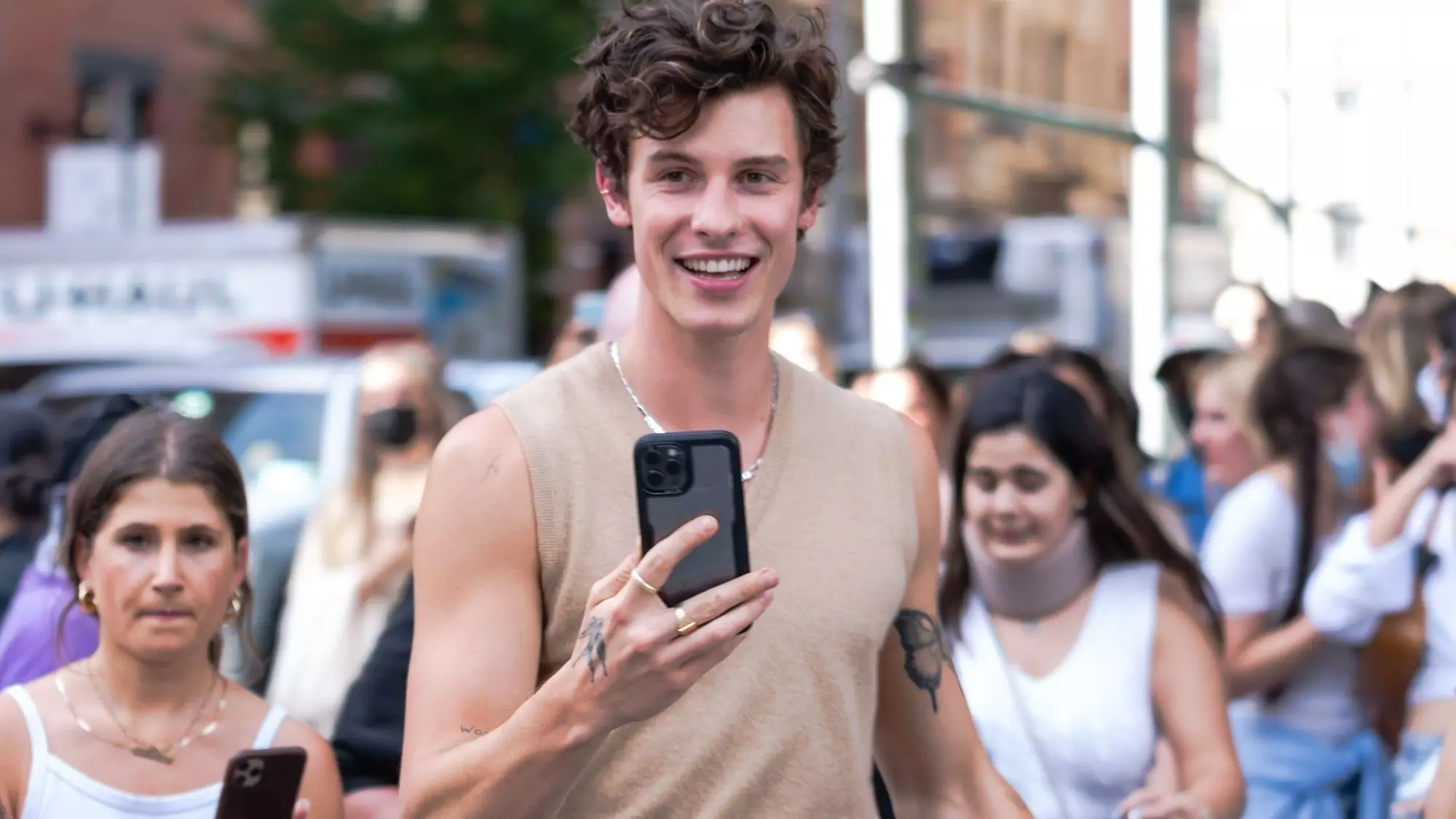 Li ku derê meriv êlekê kincên Shawn Mendes bikire da ku ji bo havîna mayî destên xwe nîşan bide