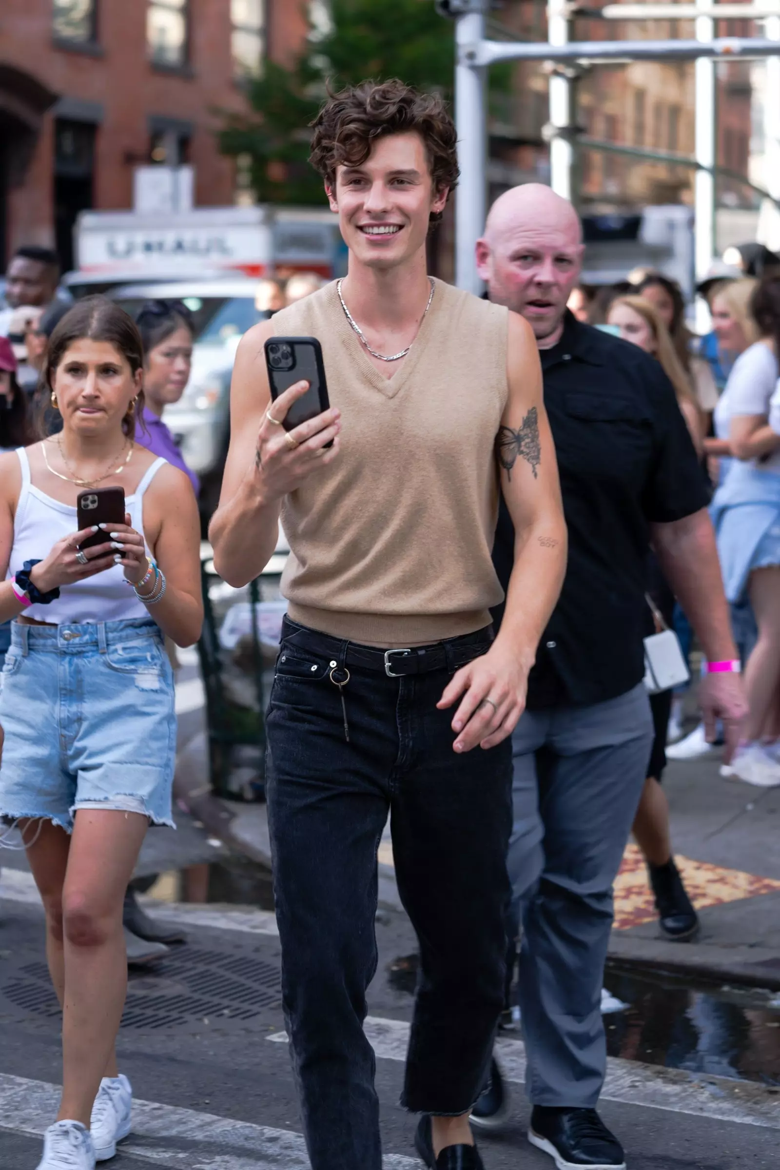 Hvar er hægt að kaupa prjónað vesti Shawn Mendes til að sýna handleggina það sem eftir er sumars