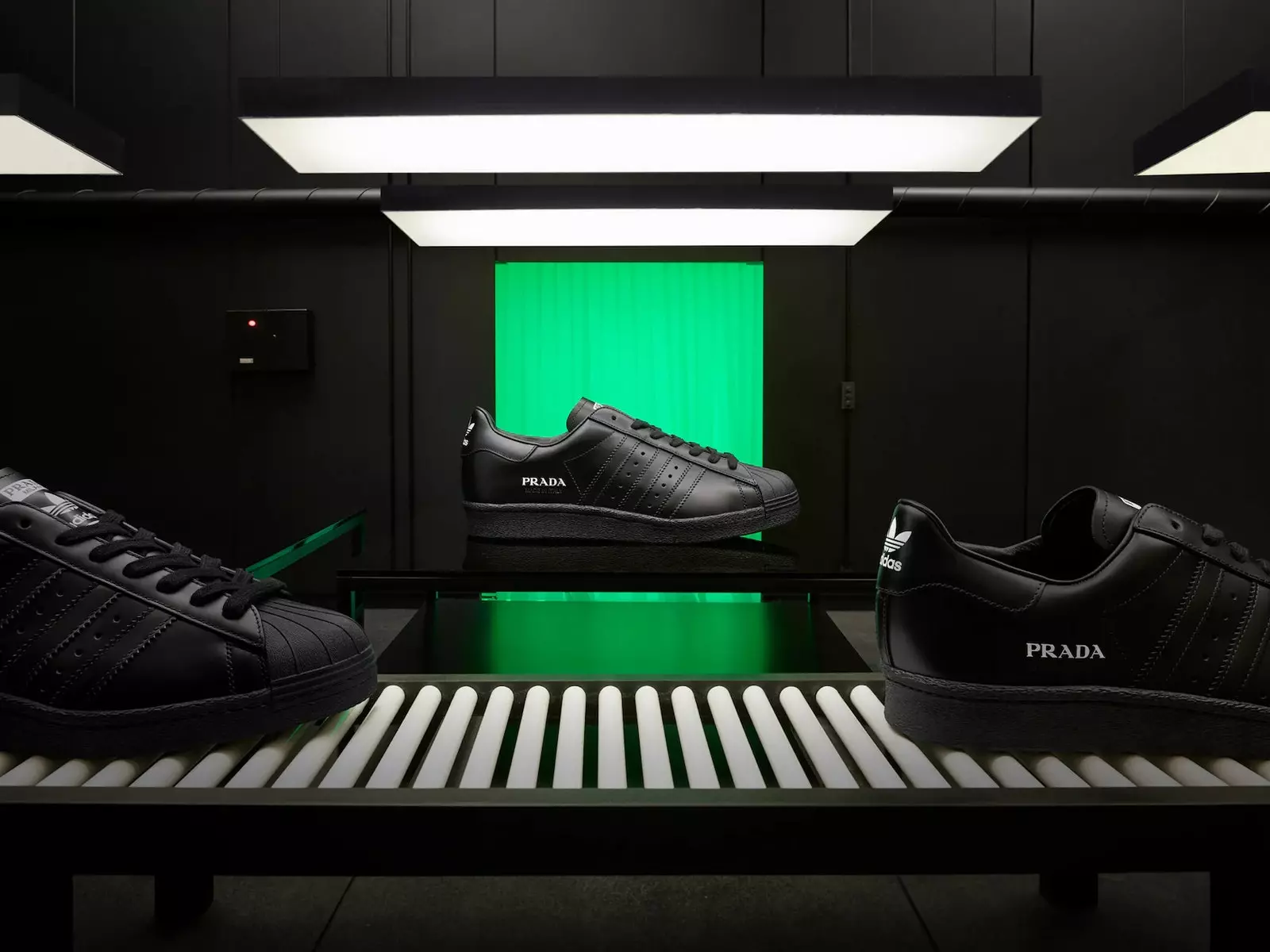 Promotiounsbild vun den adidas x Prada Turnschuere lancéiert am Joer 2020.