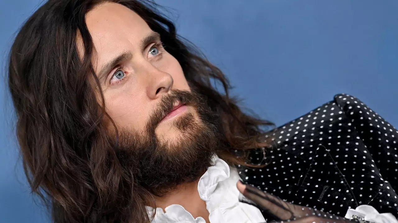 Jared Leto agus na spéaclaí gréine a léiríonn gur rogha mhaith é tarraingt ar na clasaicí i gcónaí