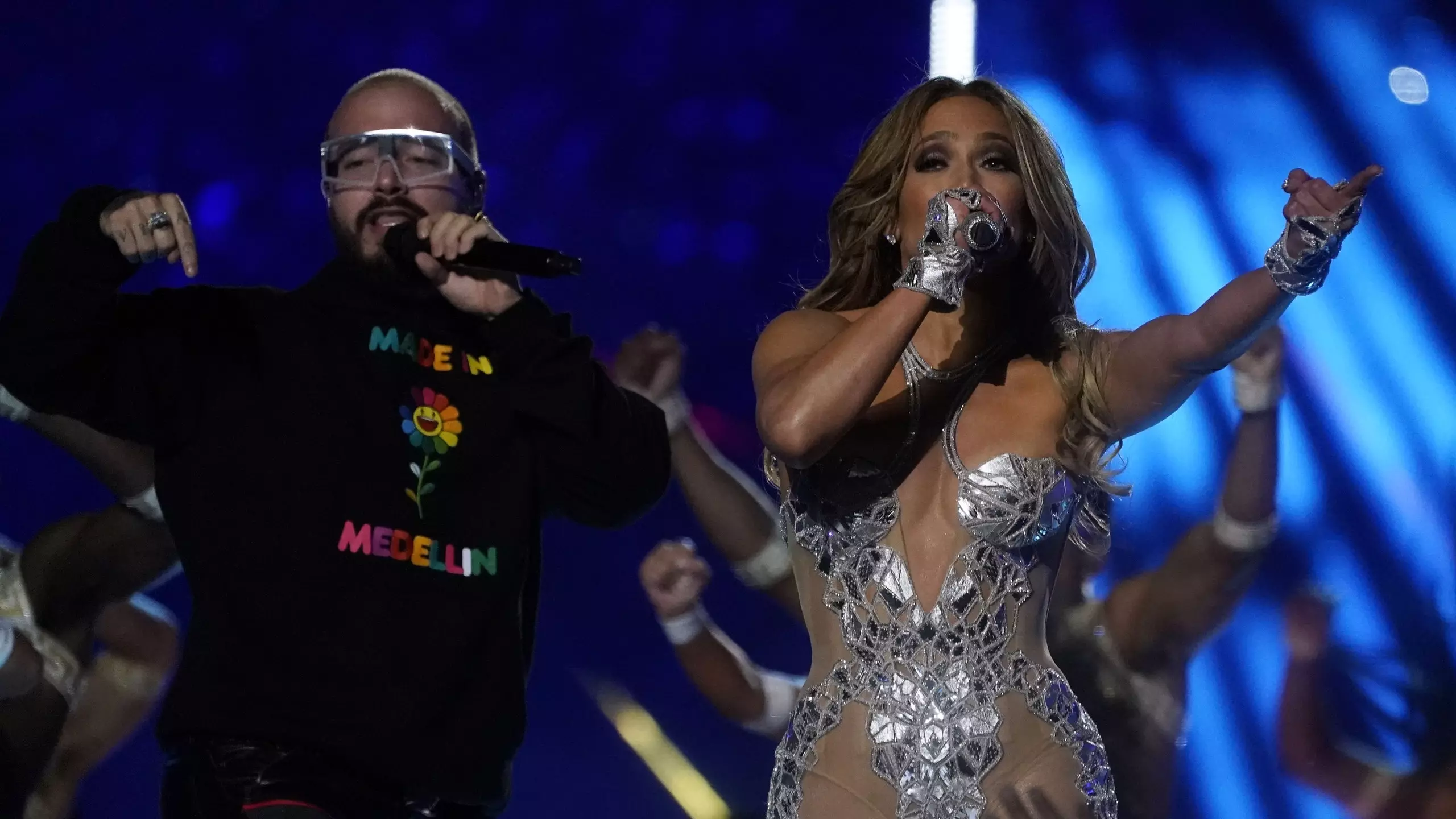 Ameriška pevka Jennifer Lopez in kolumbijski pevec J Balvin nastopata med polčasom oddaje Super Bowl LIV med...