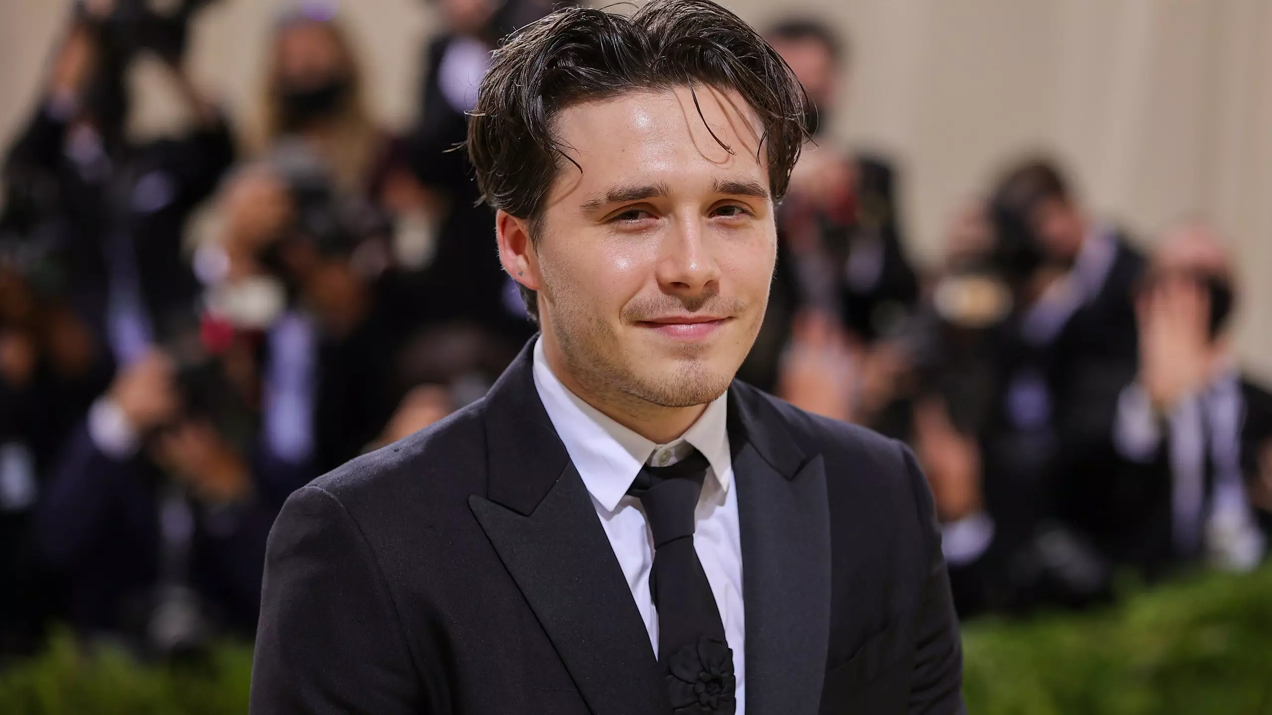 Brooklyn Beckham MET Gala 2021-in qırmızı xalçasında.