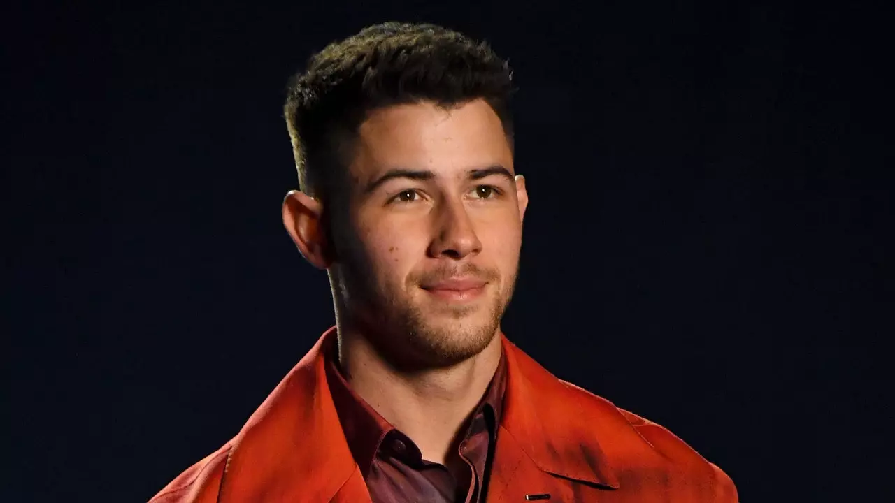 Nick Jonas gaduh hiji-hijina sneakers slip-on anu anjeun hoyong pake (sareng hargana kirang ti 70 euro)