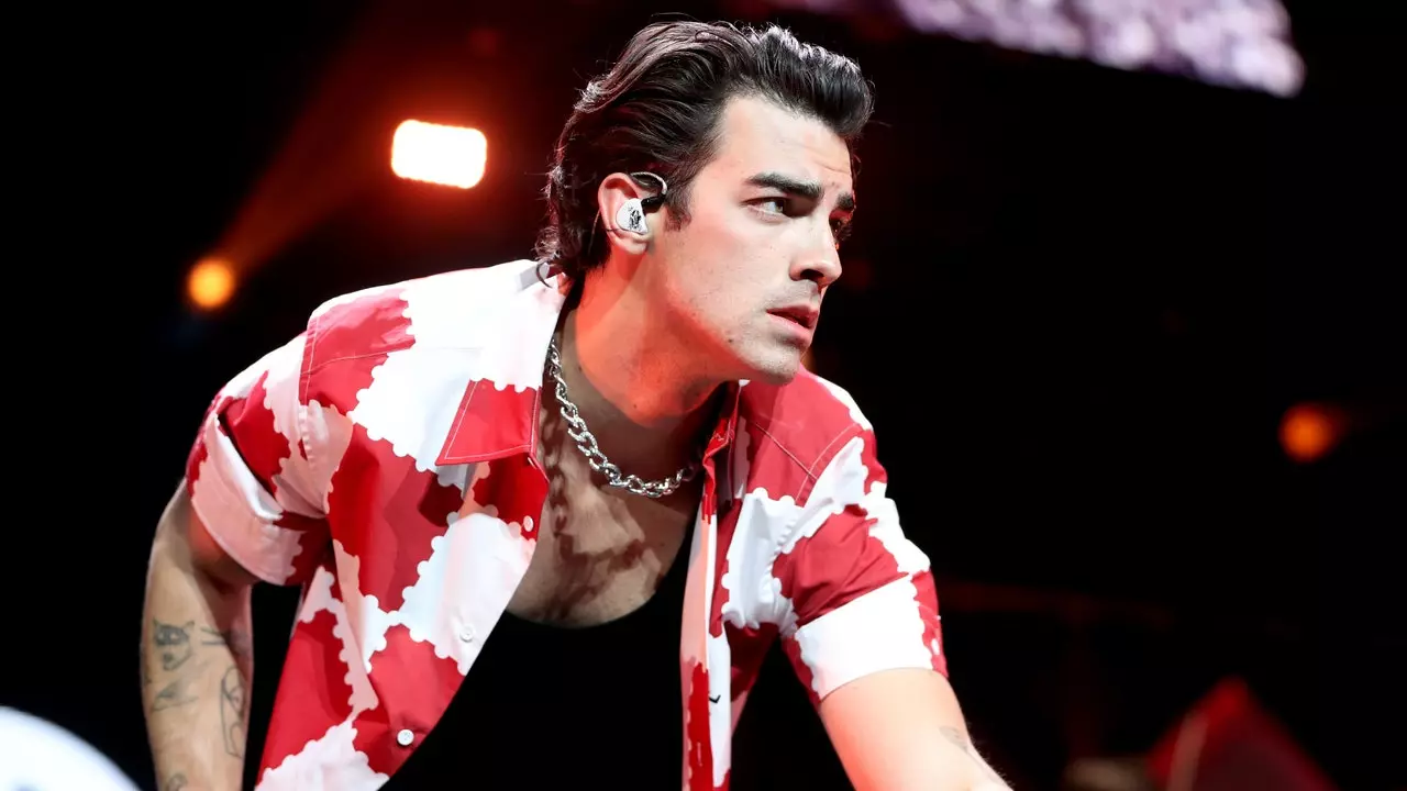 Joe Jonas gaduh sneakers bodas 90 euro anu anjeun anggo ayeuna, énjing sareng salawasna