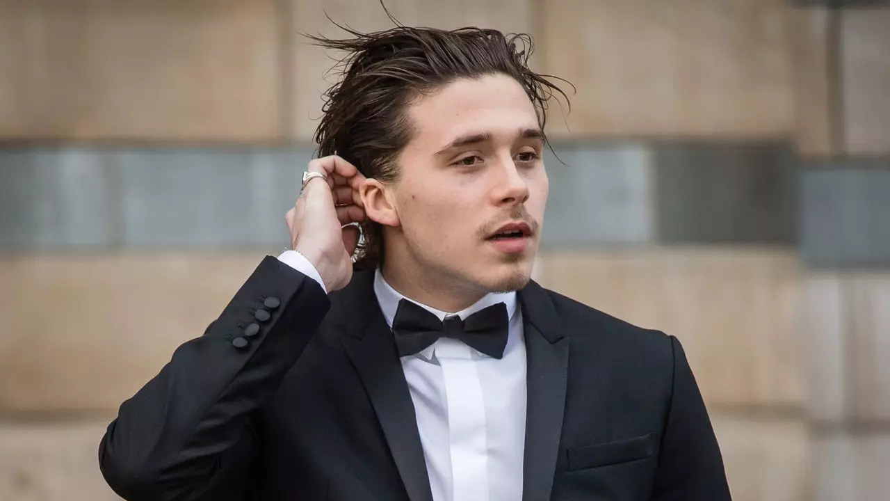 Brooklyn Beckham maén golf nganggo sneakers bodas 65 euro anu anjeun bakal ngancurkeun aspal