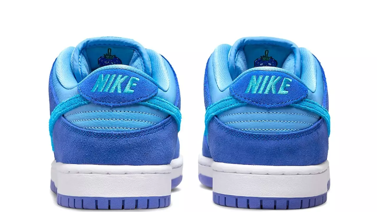 يثبت حذاء Nike SB Dunk Low "Blue Raspberry" أنه لا يوجد الكثير من اللون الأزرق