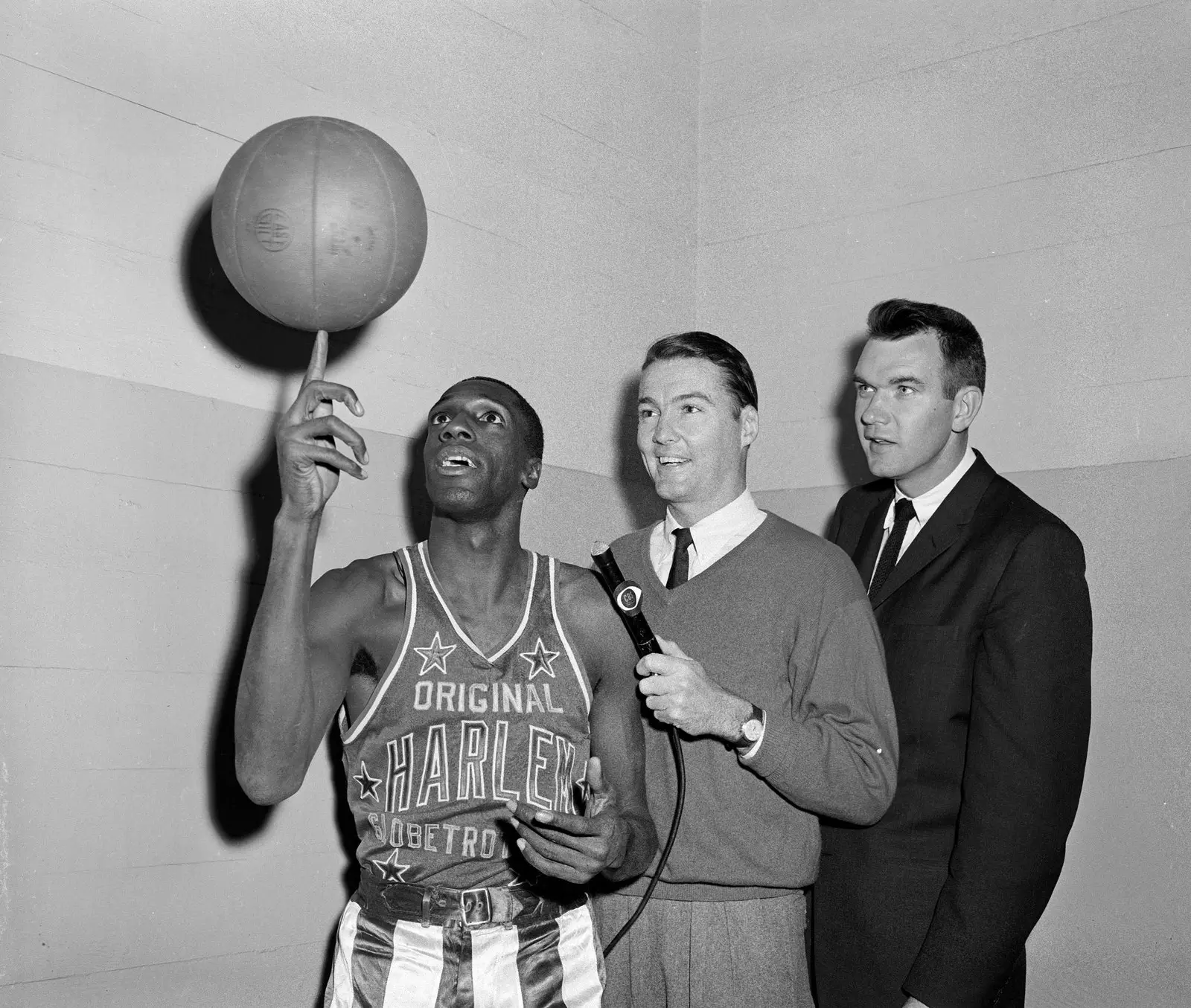 נאוועמבער 1960 Meadowlark Lemon פון די Harlem Globetrotters איז ינטערוויוד אויף די CBS Sports Spectacular.