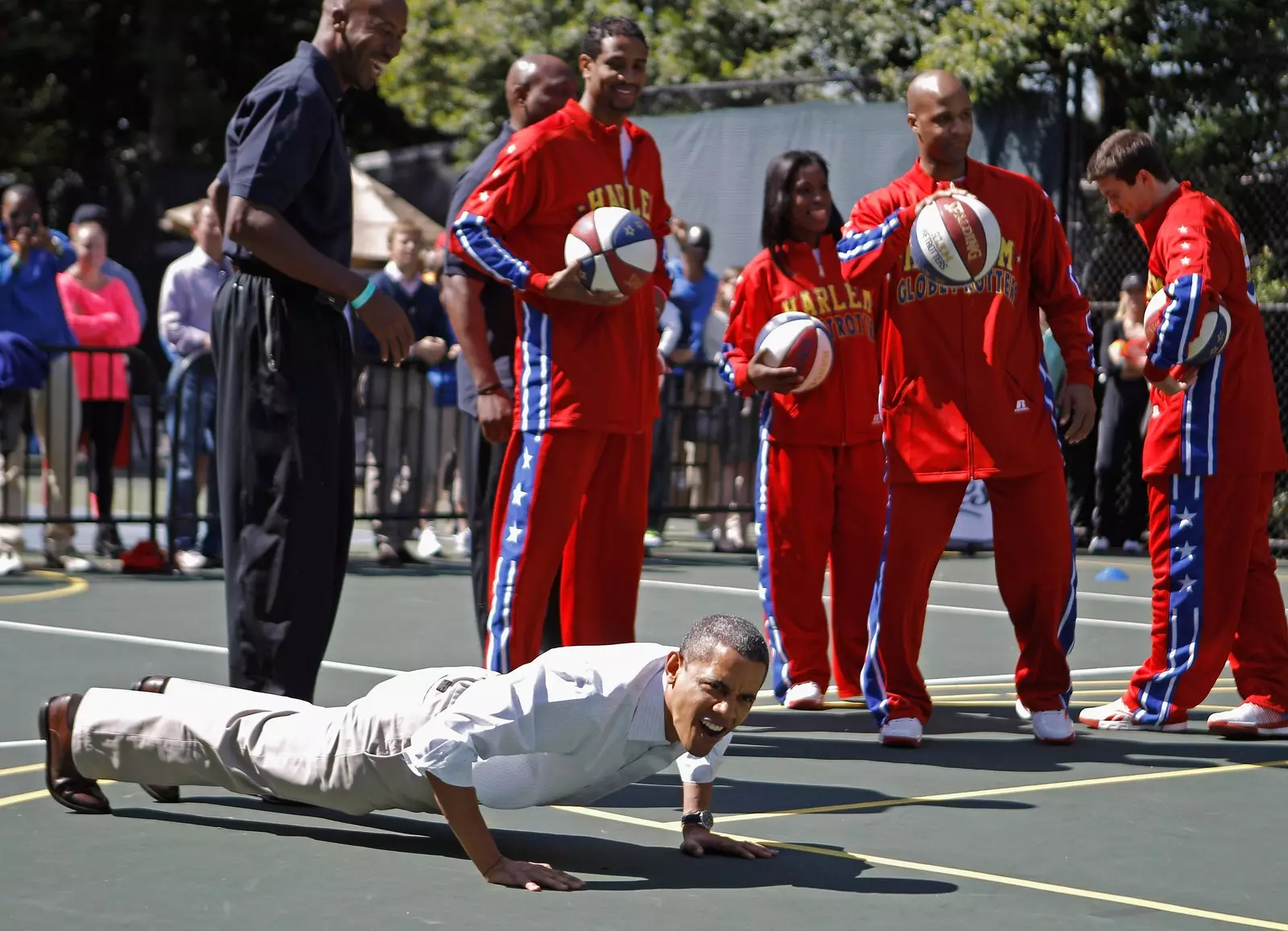 Daværende president Barack Obama gjør en push-up foran Harlem Globetrotters i april 2012.