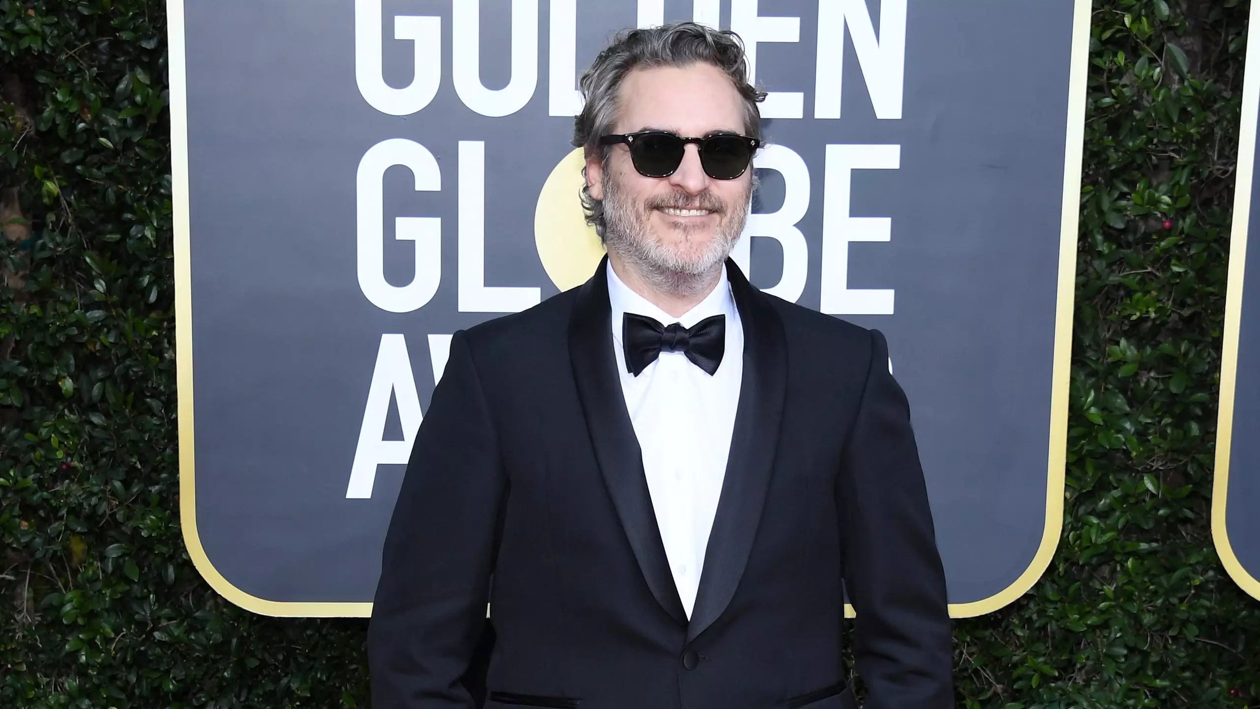 Sut yang digunakan Joaquin Phoenix menghadiri Golden Globes adalah satu-satunya pakaian yang akan dipakainya sepanjang musim...